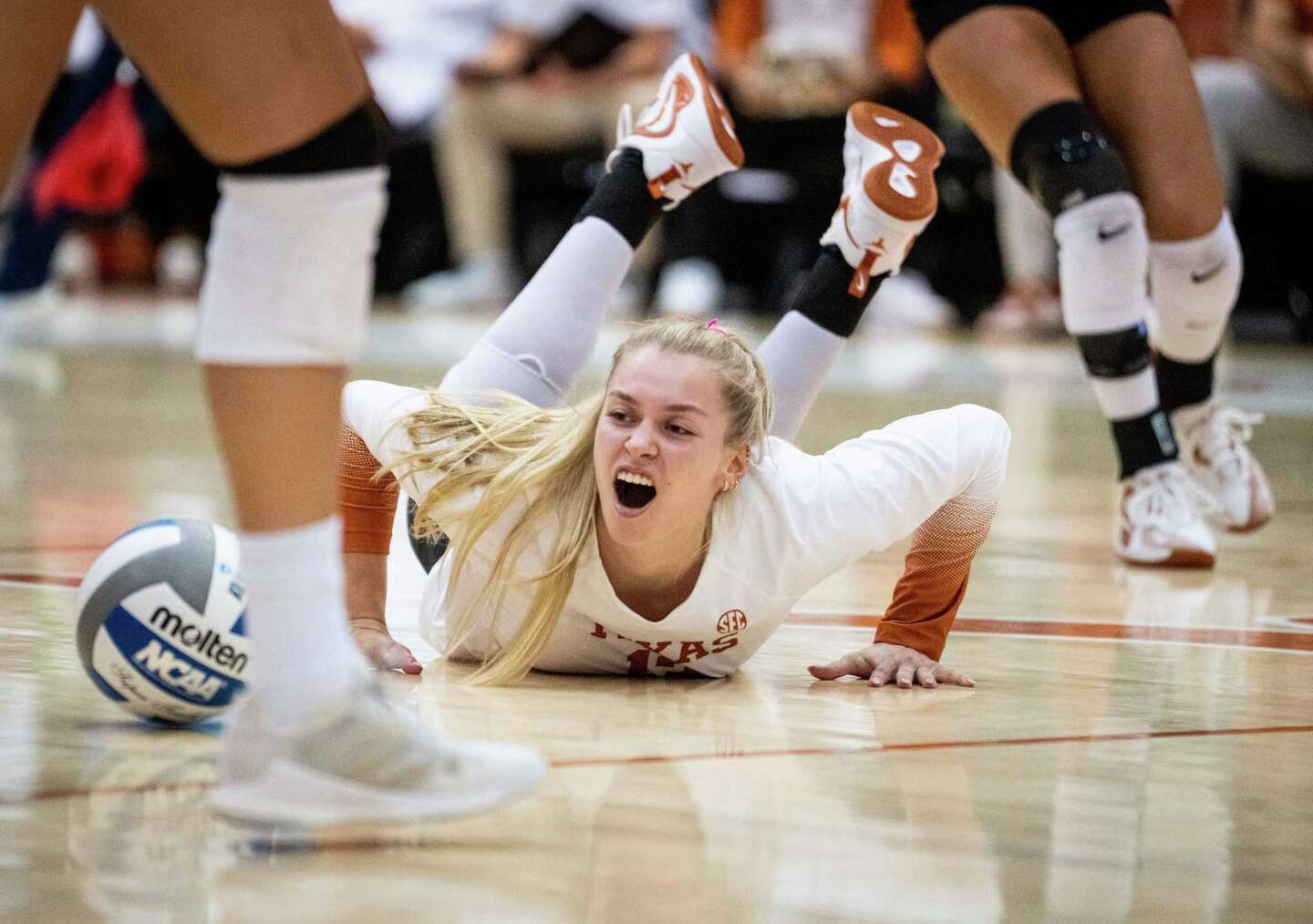 Texas volleyball: Setter Averi Carlson entering transfer portal