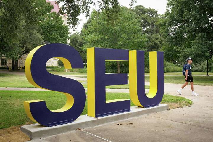 When do Austin college students come to campus? Fall 2025 start dates