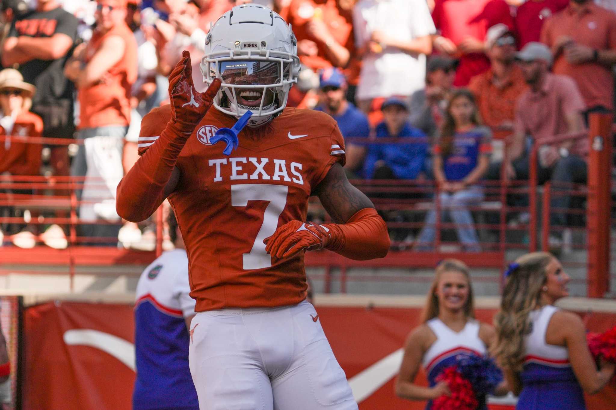 Texas football's Jahdae Barron wins Jim Thorpe Award, Kelvin Banks Jr ...