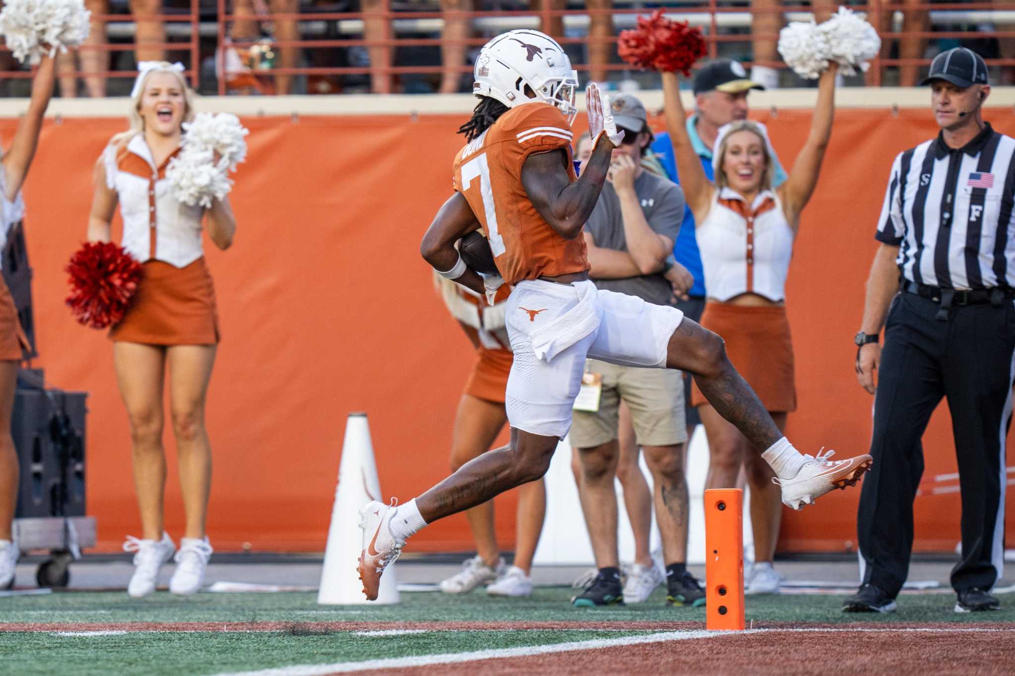 Isaiah Bond injury update: Texas football WR leaves with injury in game ...