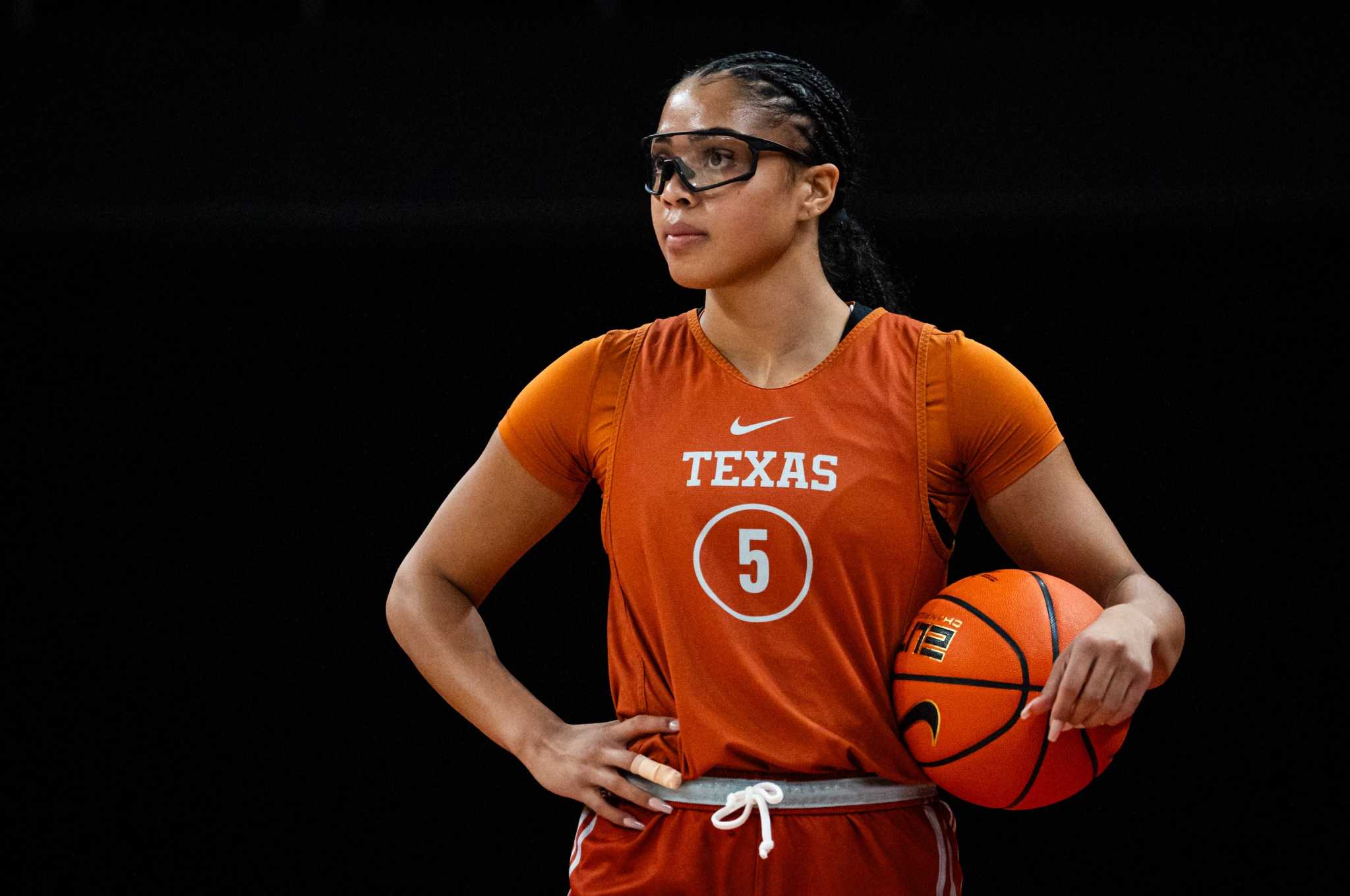 Texas basketball: Longhorns start Phelia, bring Holle off the bench in ...