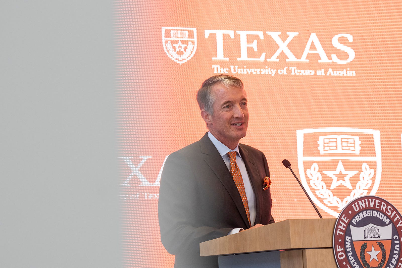 More than 500 faculty sign letter of no confidence in UT president