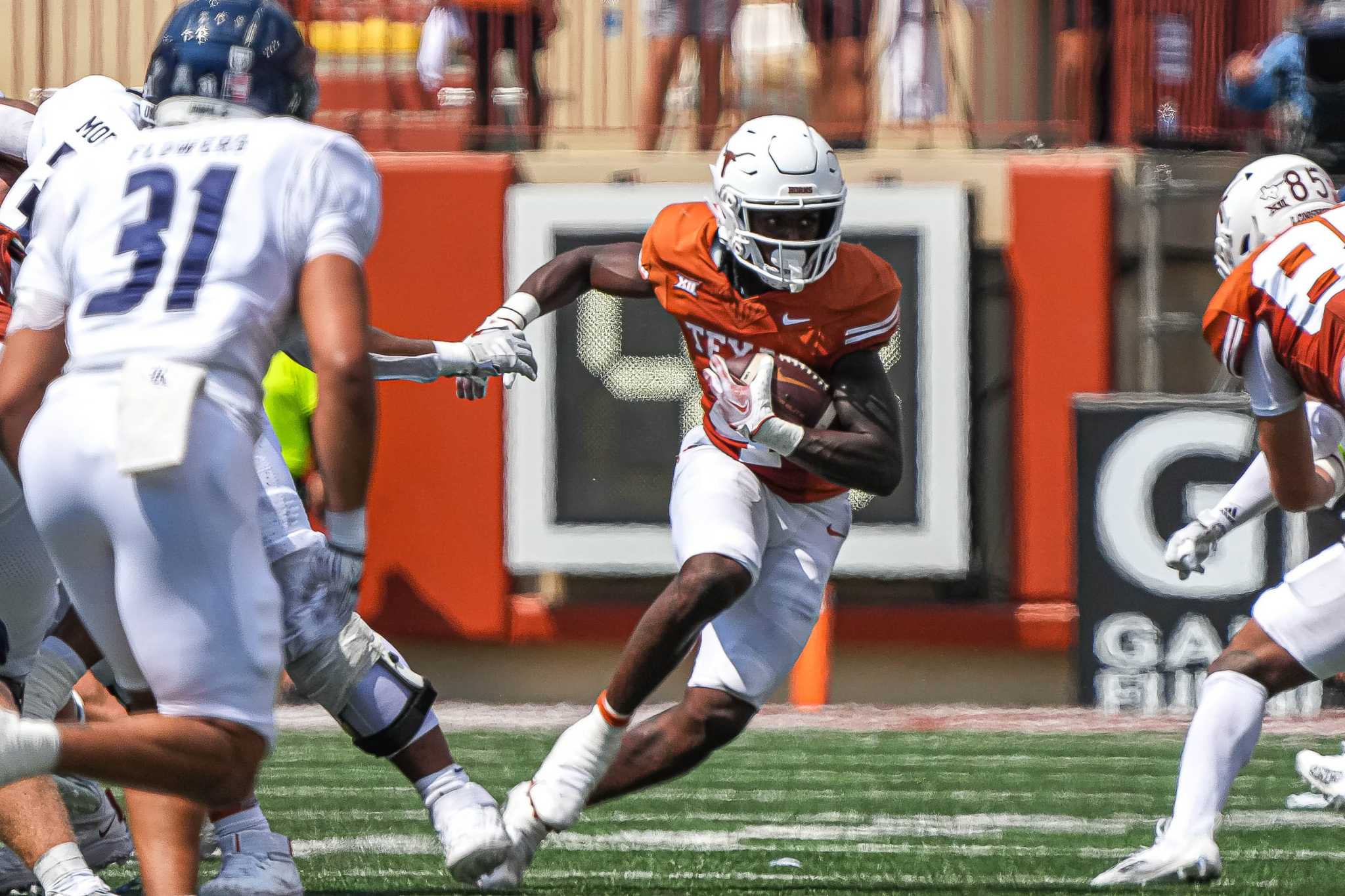 Texas football says starting RB CJ Baxter out against Wyoming