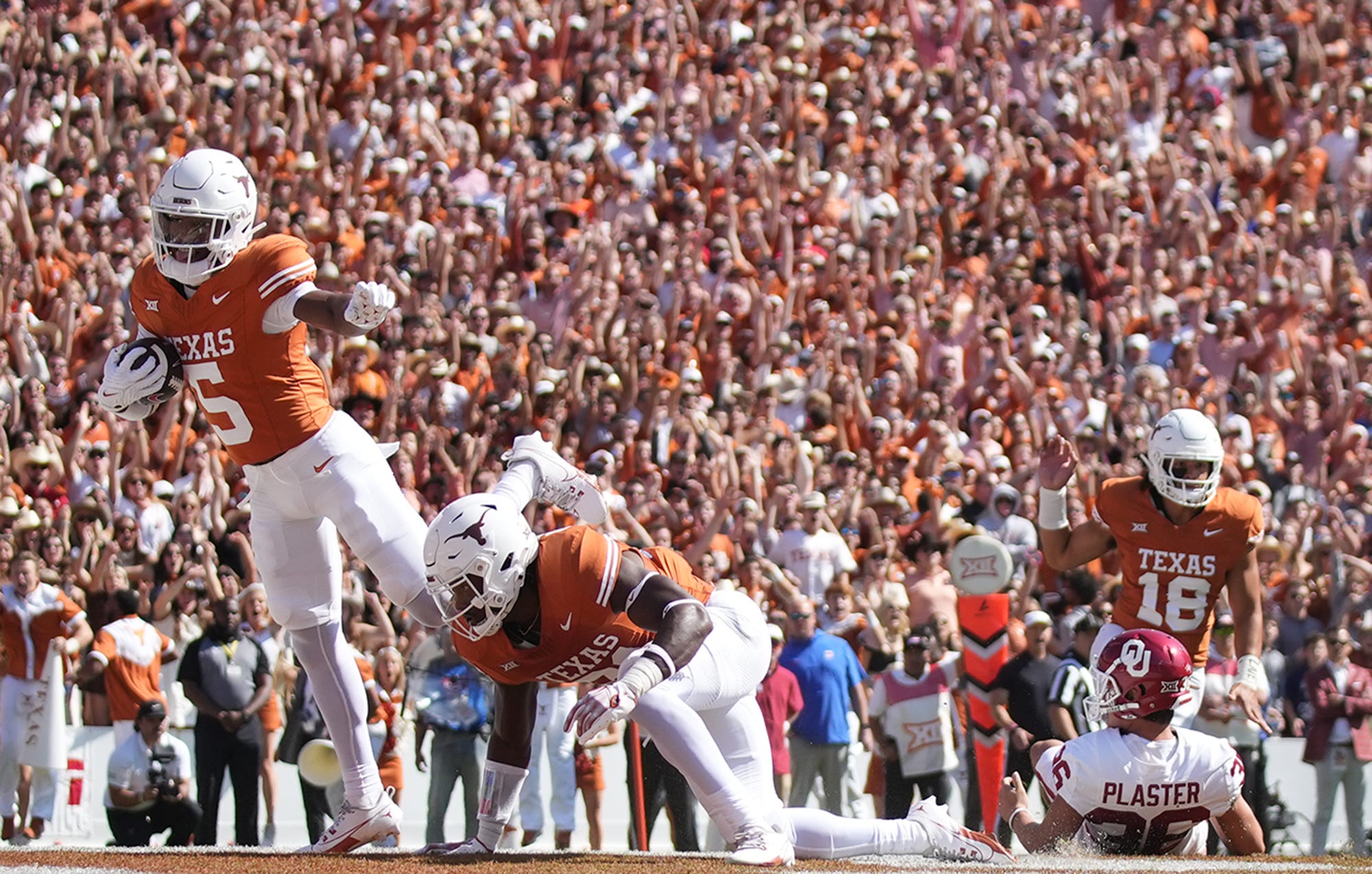 Texas-OU: Malik Muhammad returns from injury with two first-half INTs