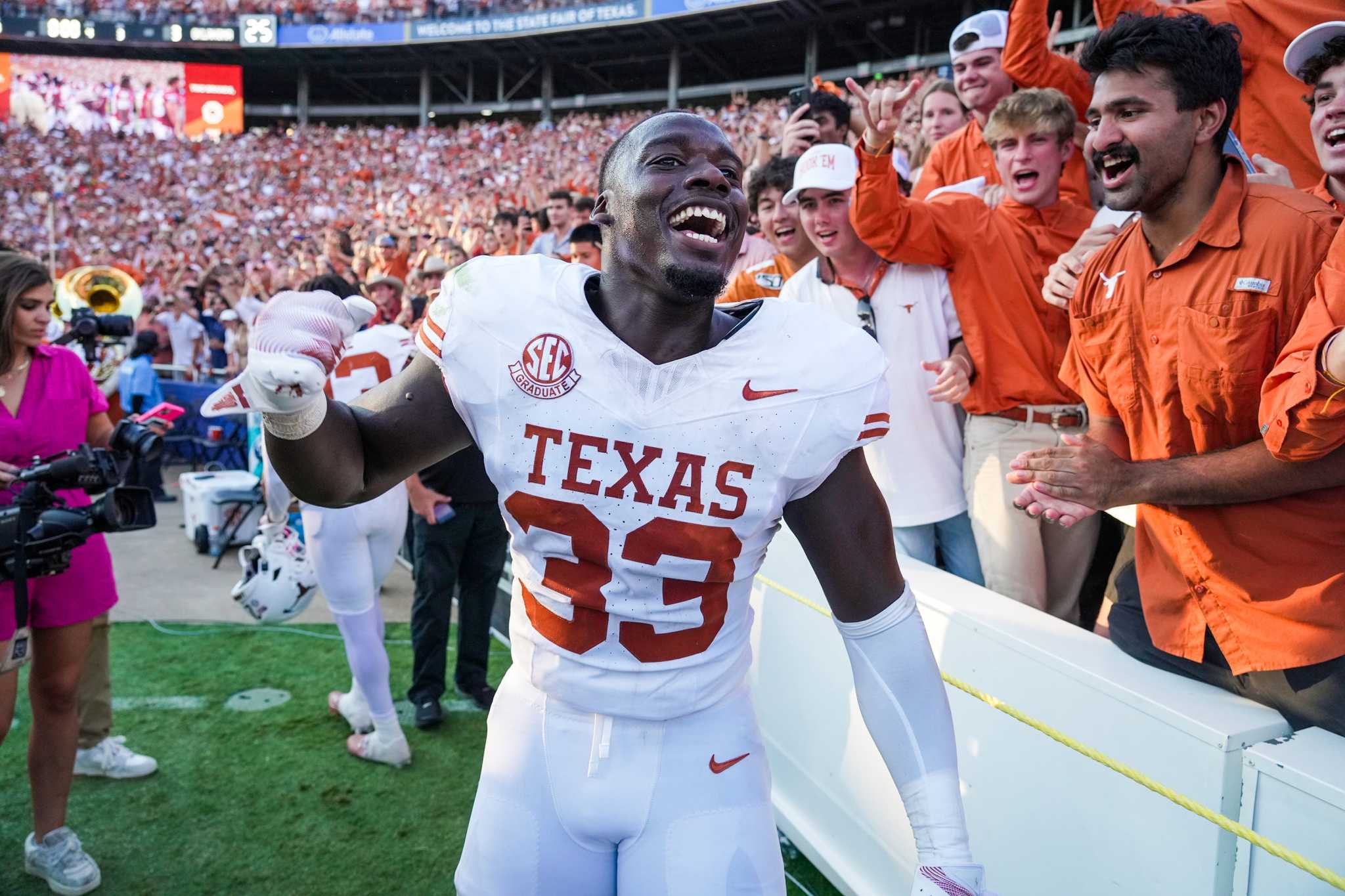 Texas football LB David Gbenda not counting reps, but instead making ...