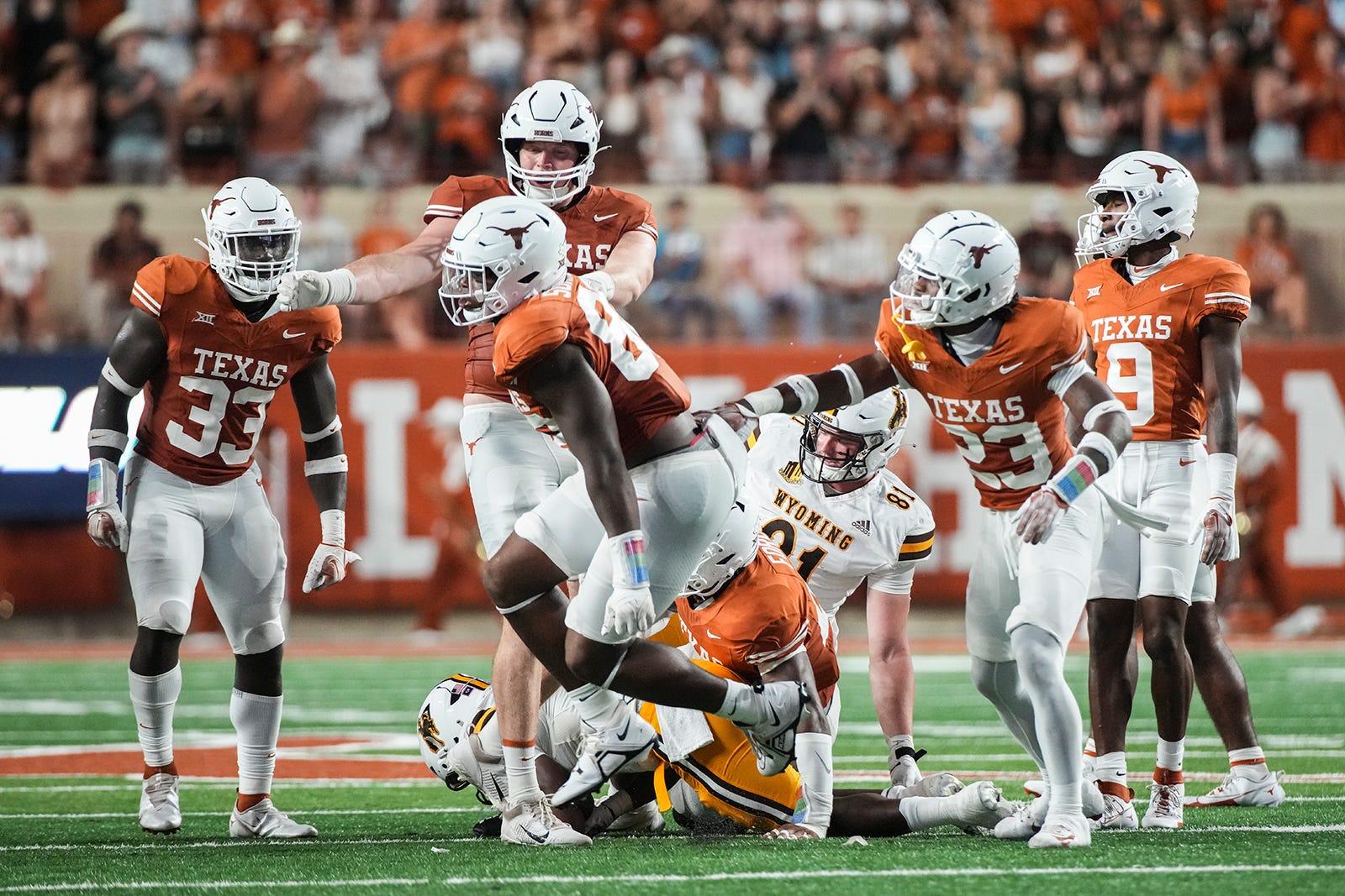 Texas Longhorns beat Wyoming football team to remain undefeated