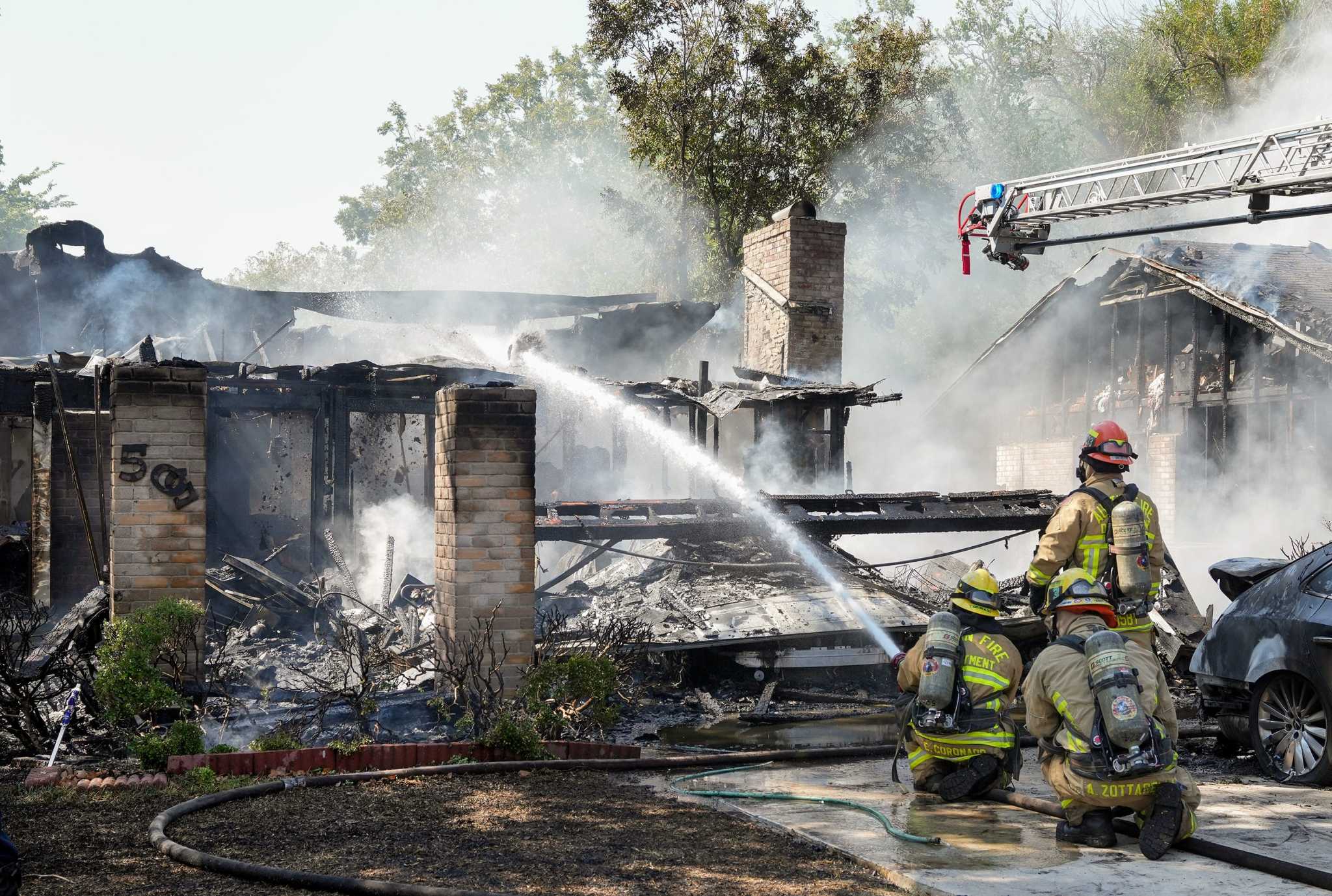 AFD puts out house fire in South Austin that set second home ablaze