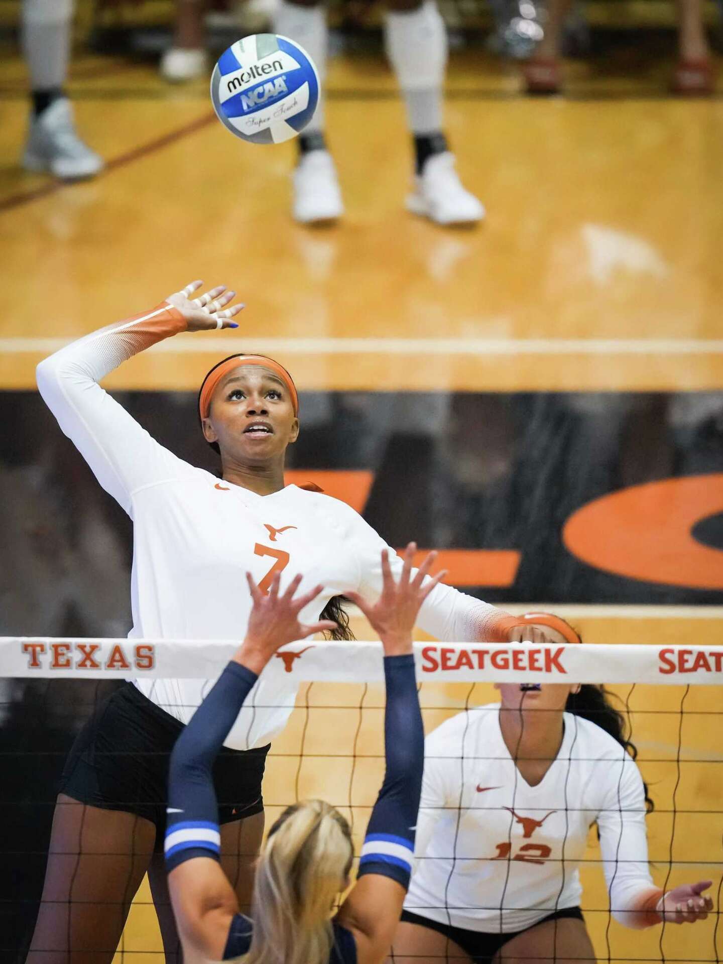 Texas volleyball star Asjia O'Neal is weighing her pro volleyball path