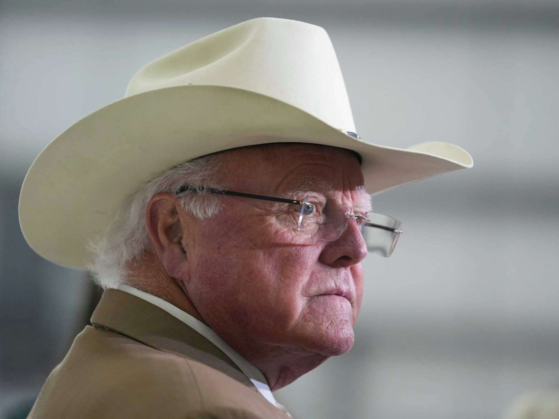 Abbott endorses challenger against incumbent Sid Miller