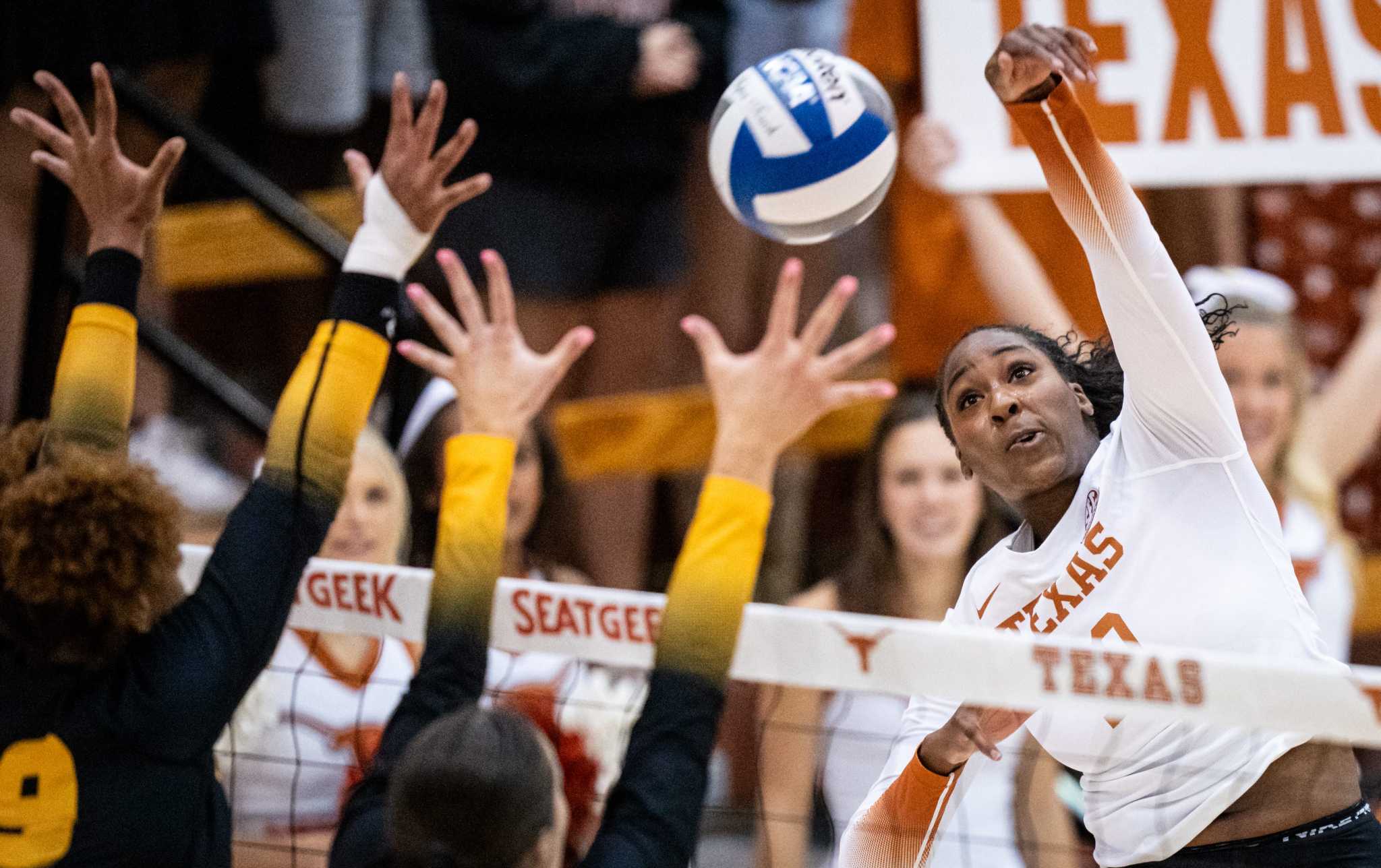 Texas volleyball vs USC: Replay, highlights as UT wins, reaches round of 16