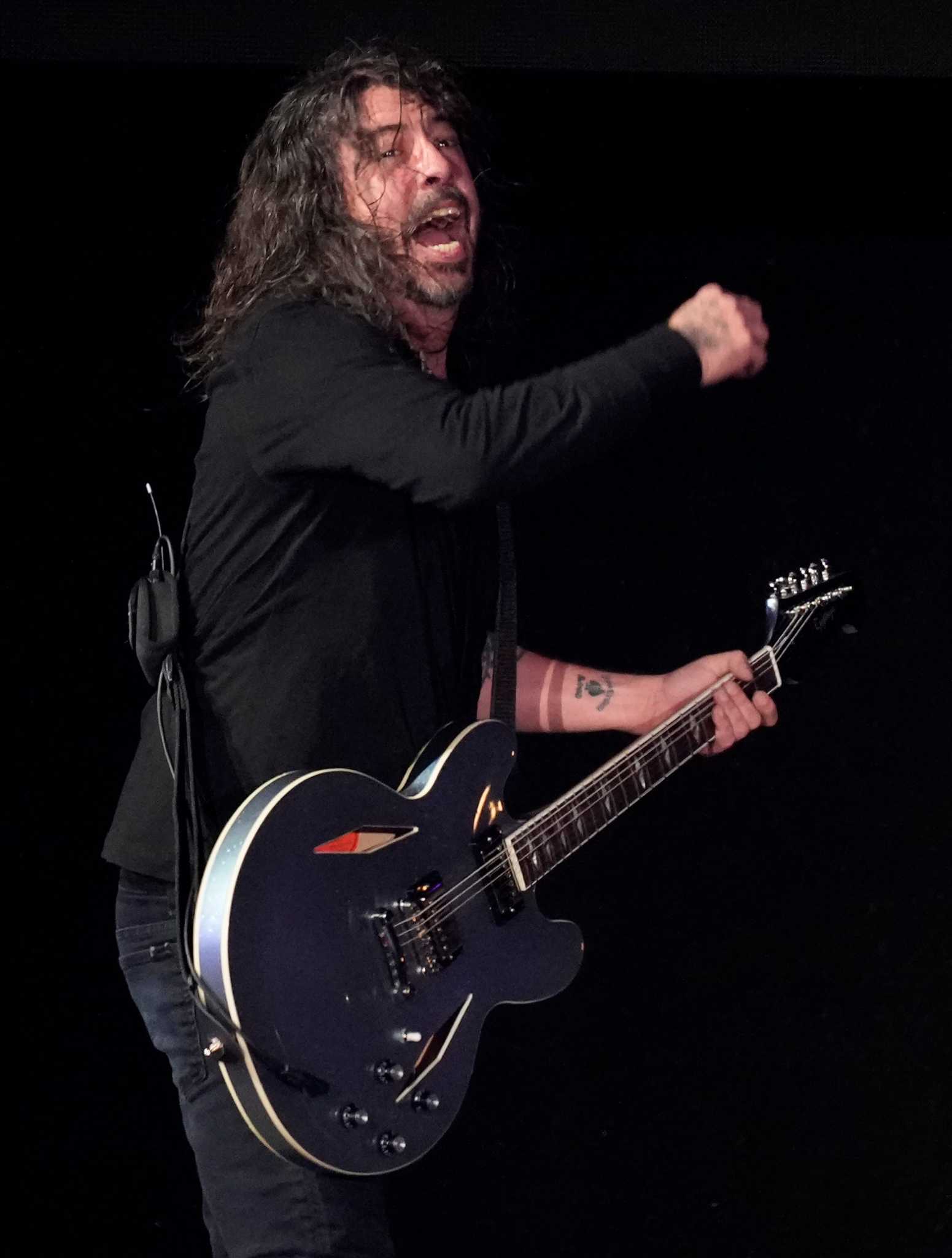 Dave Grohl joined The Breeders on stage at Stubb's playing a Pixies ...