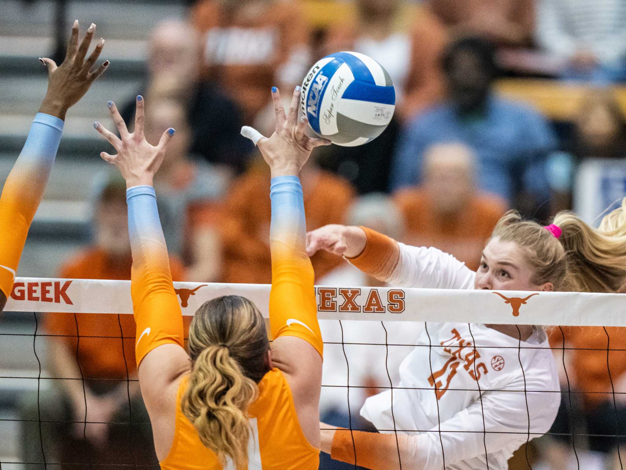 Texas volleyball: Jenna Wenaas steps up as Longhorns reach Sweet 16