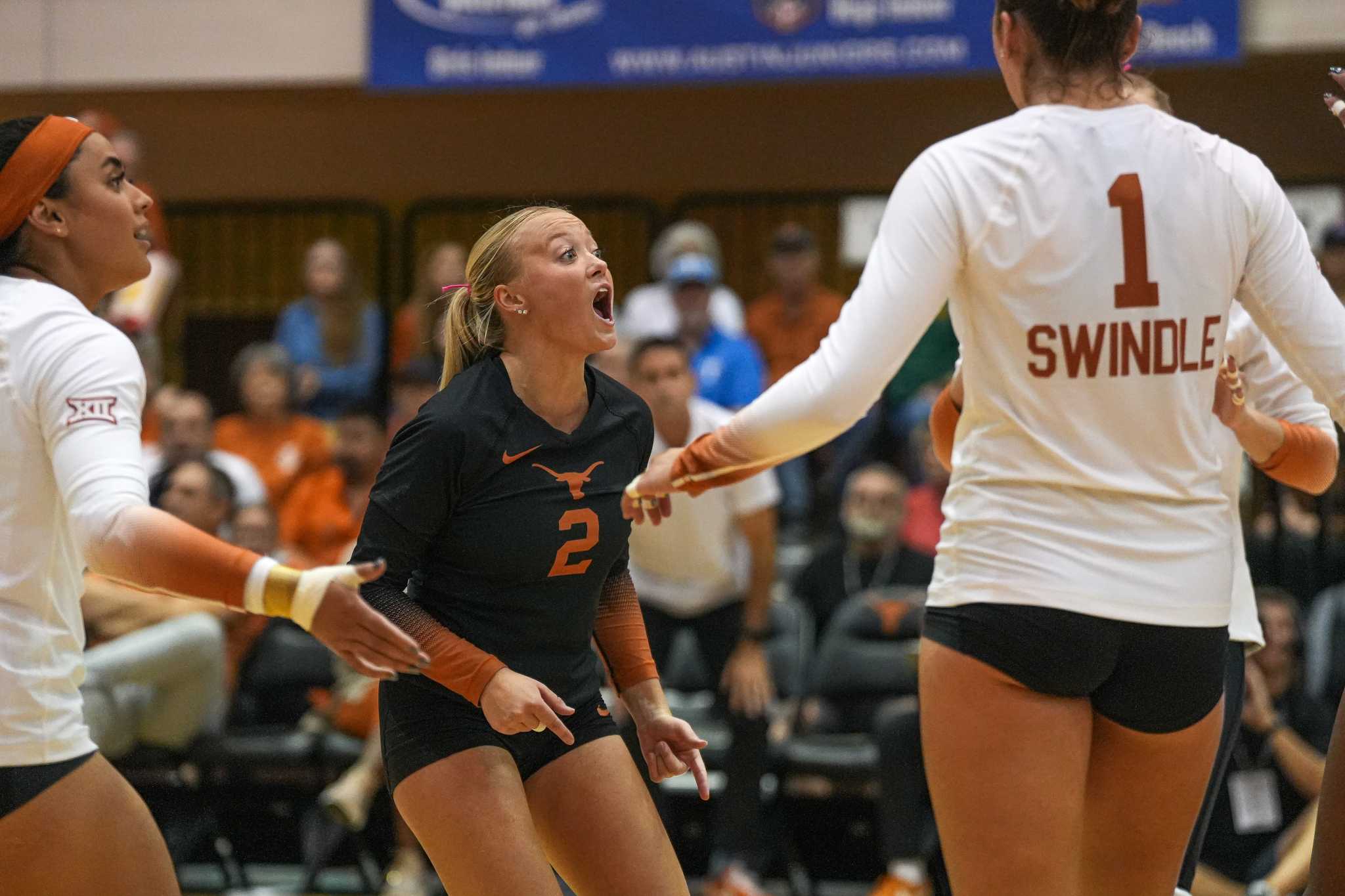Texas volleyball sweeps Baylor behind steady, confident Emma Halter
