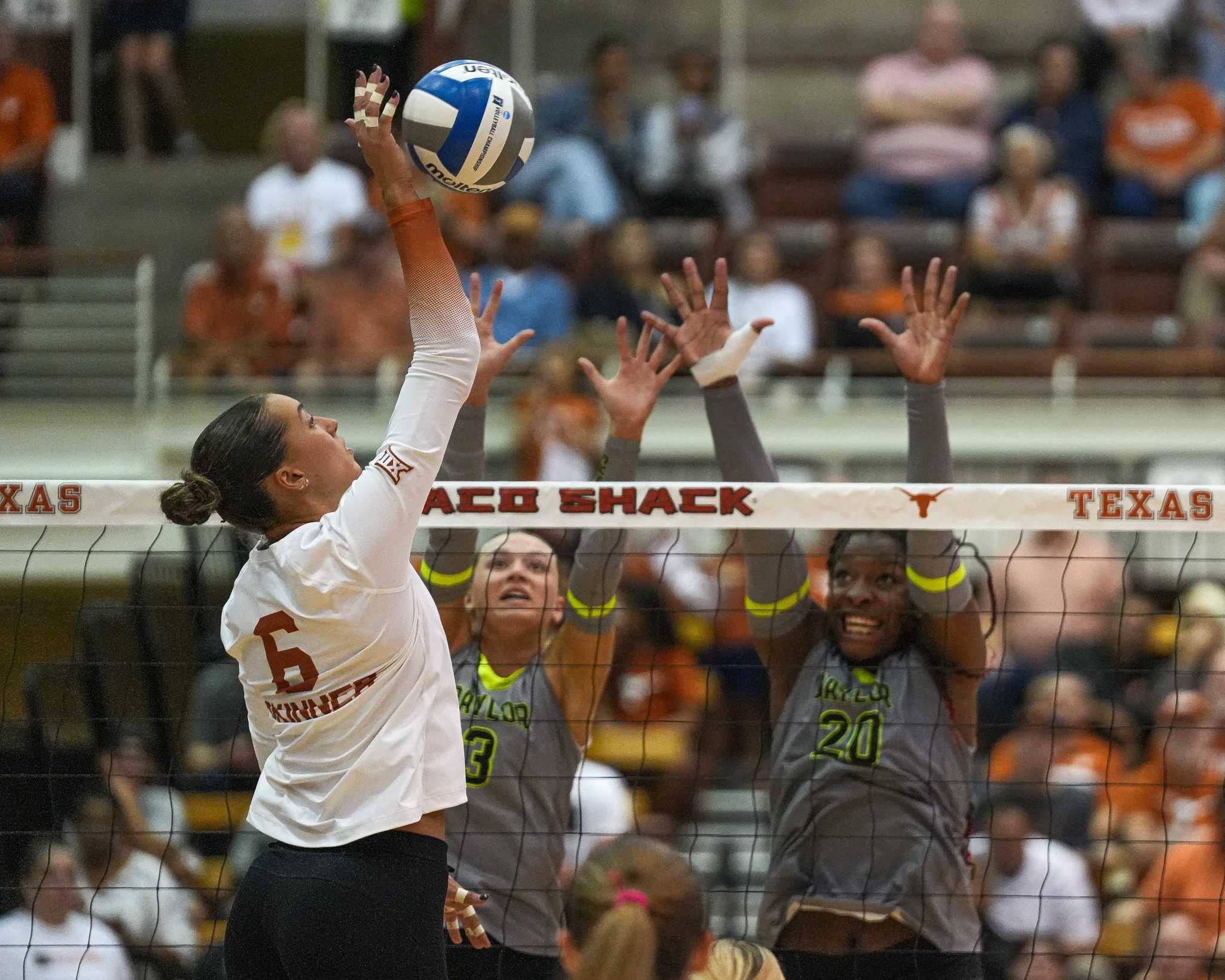 Even in adversity, Elliott glad to see Texas volleyball team tested
