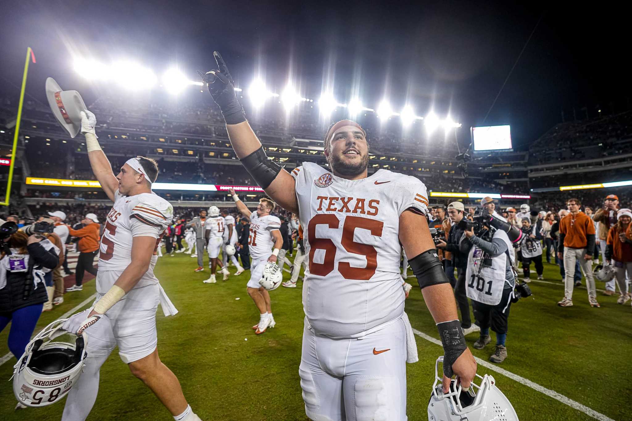 Jake Majors injury: Latest on Texas center after leaving Clemson game