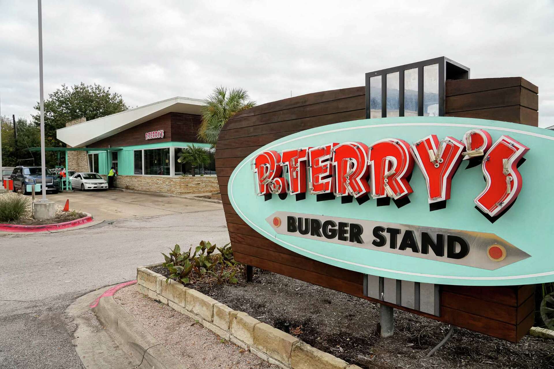 P. Terry's expands 24-hour burgers, breakfast to 2 Austin-area spots