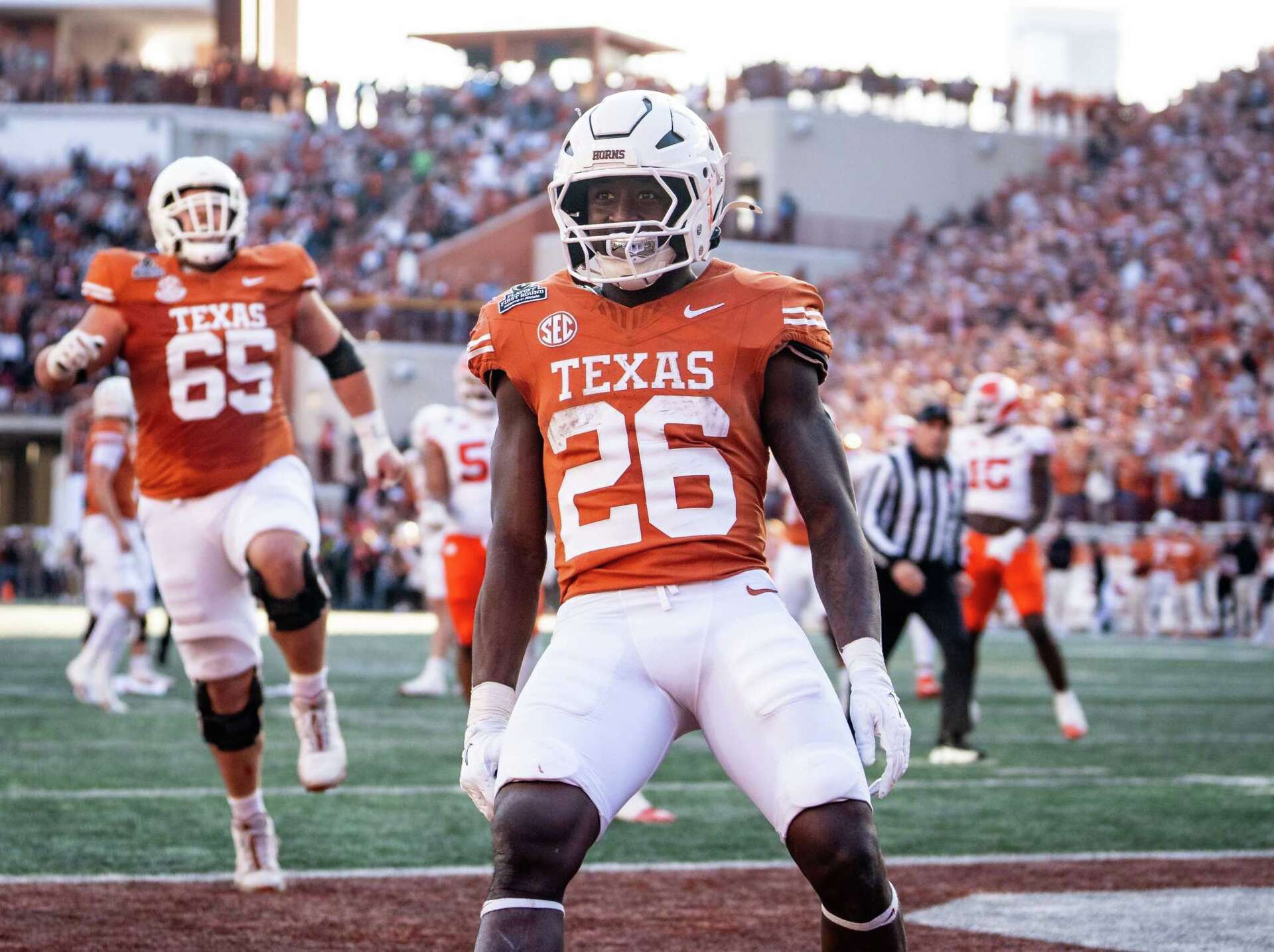 Texas football has a superstar in DC Pete Kwiatkowski. Does he covet a ...