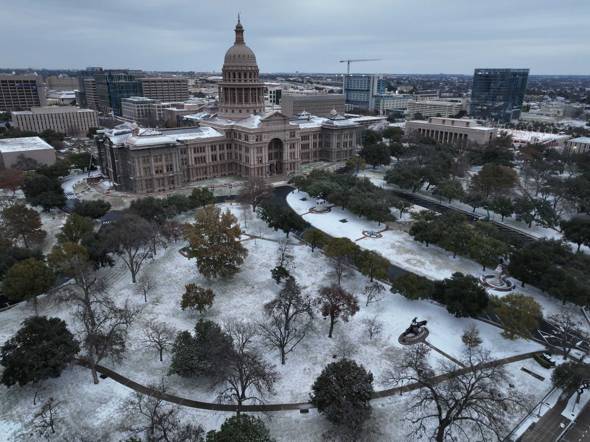 Rare sight in Texas as snow blankets Austin, Houston. See videos ...