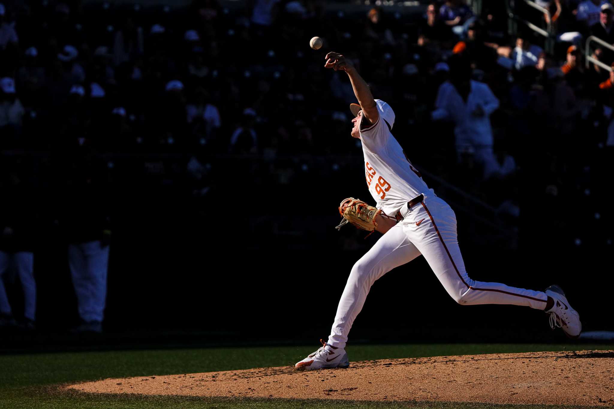 Texas baseball secures Santa Clara sweep, off to best start since 2005