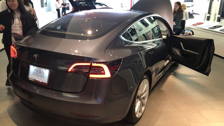 Tesla driver goes viral wearing Apple Vision Pro behind the wheel