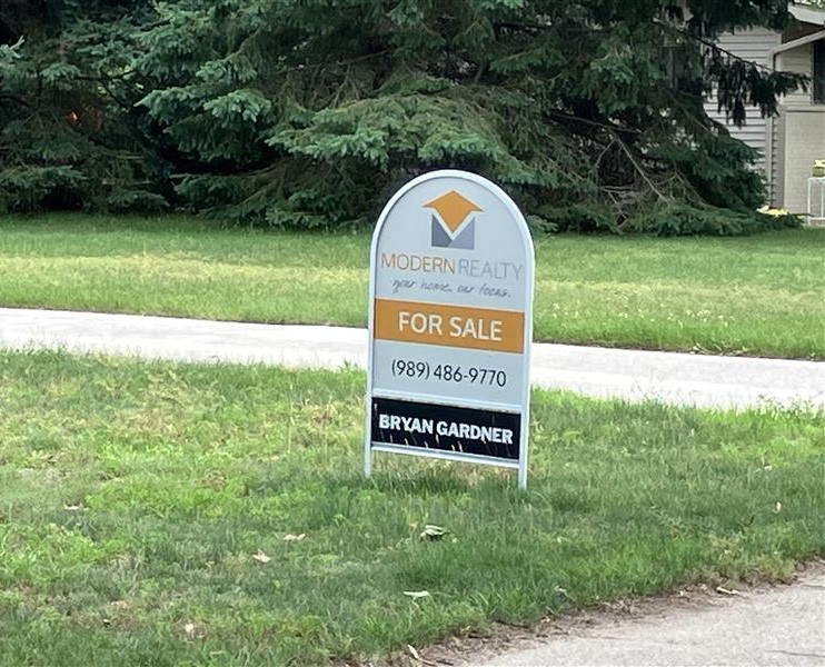 Mayfly hatch begins across southern Michigan lakes as water warms