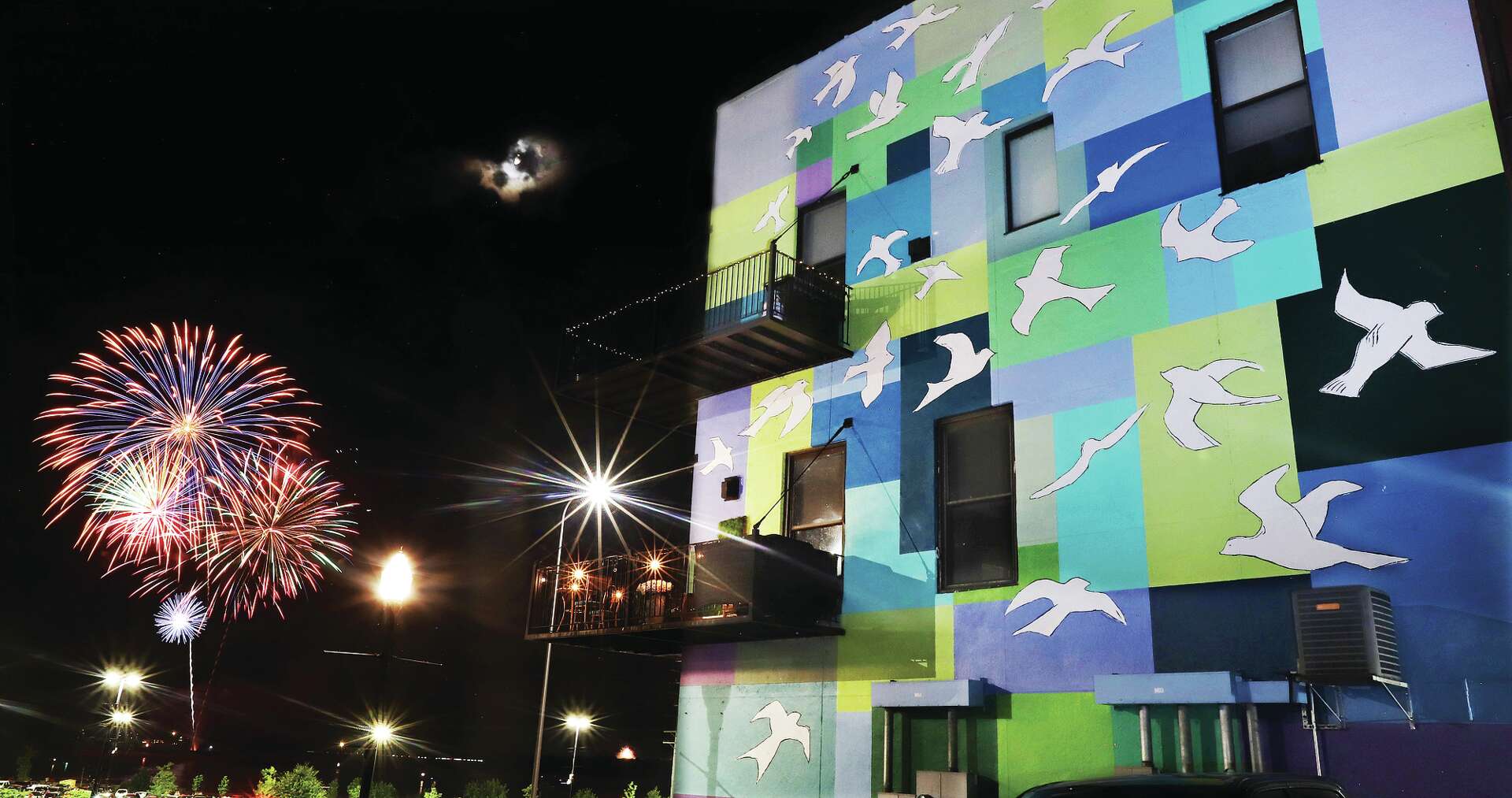 Alton crowds enjoy annual riverfront fireworks show on Mississippi