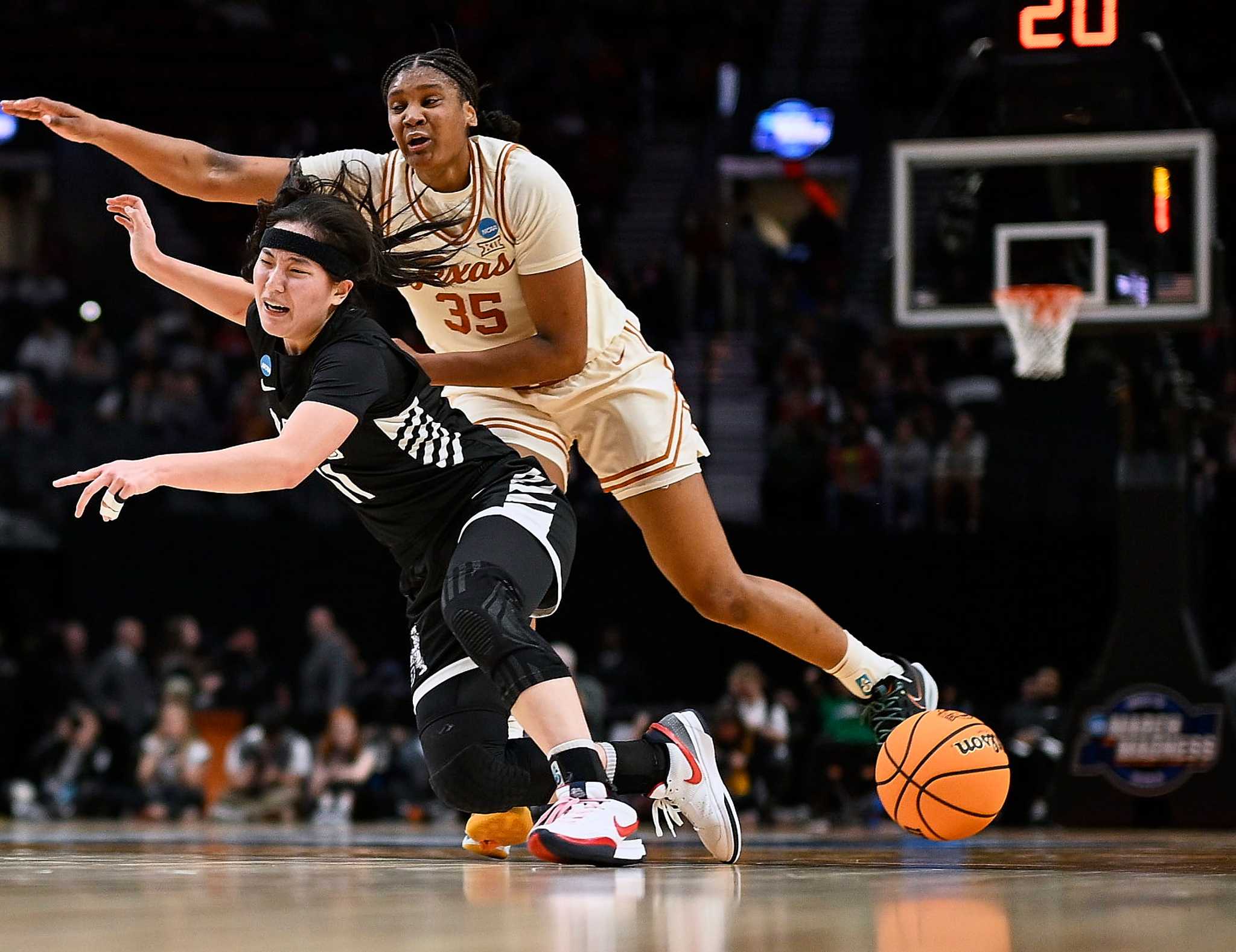 Texas women don't miss a beat, advance to the Elite Eight