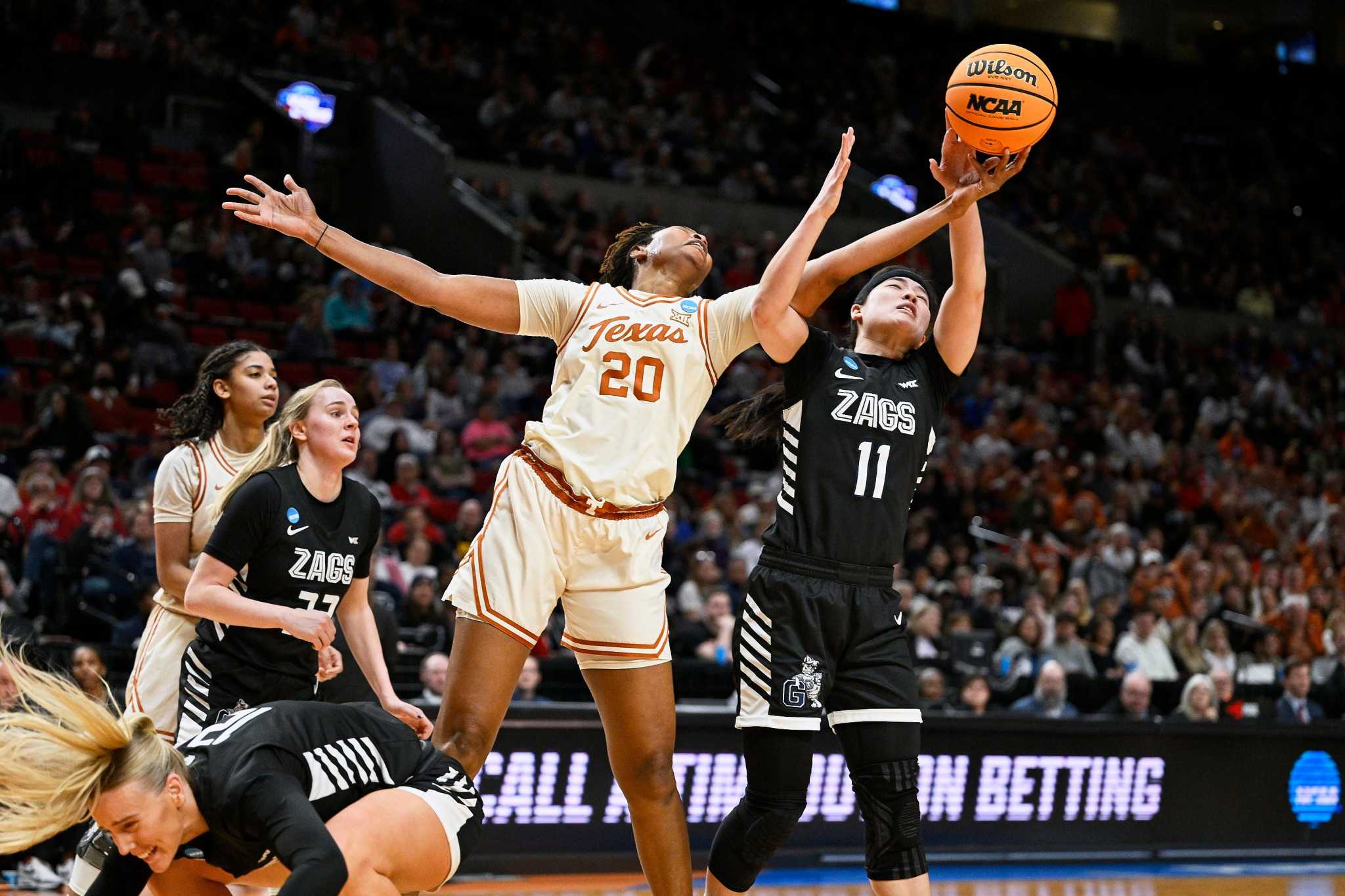 Texas Longhorns' defense, bench shine in Sweet 16 rout of Gonzaga