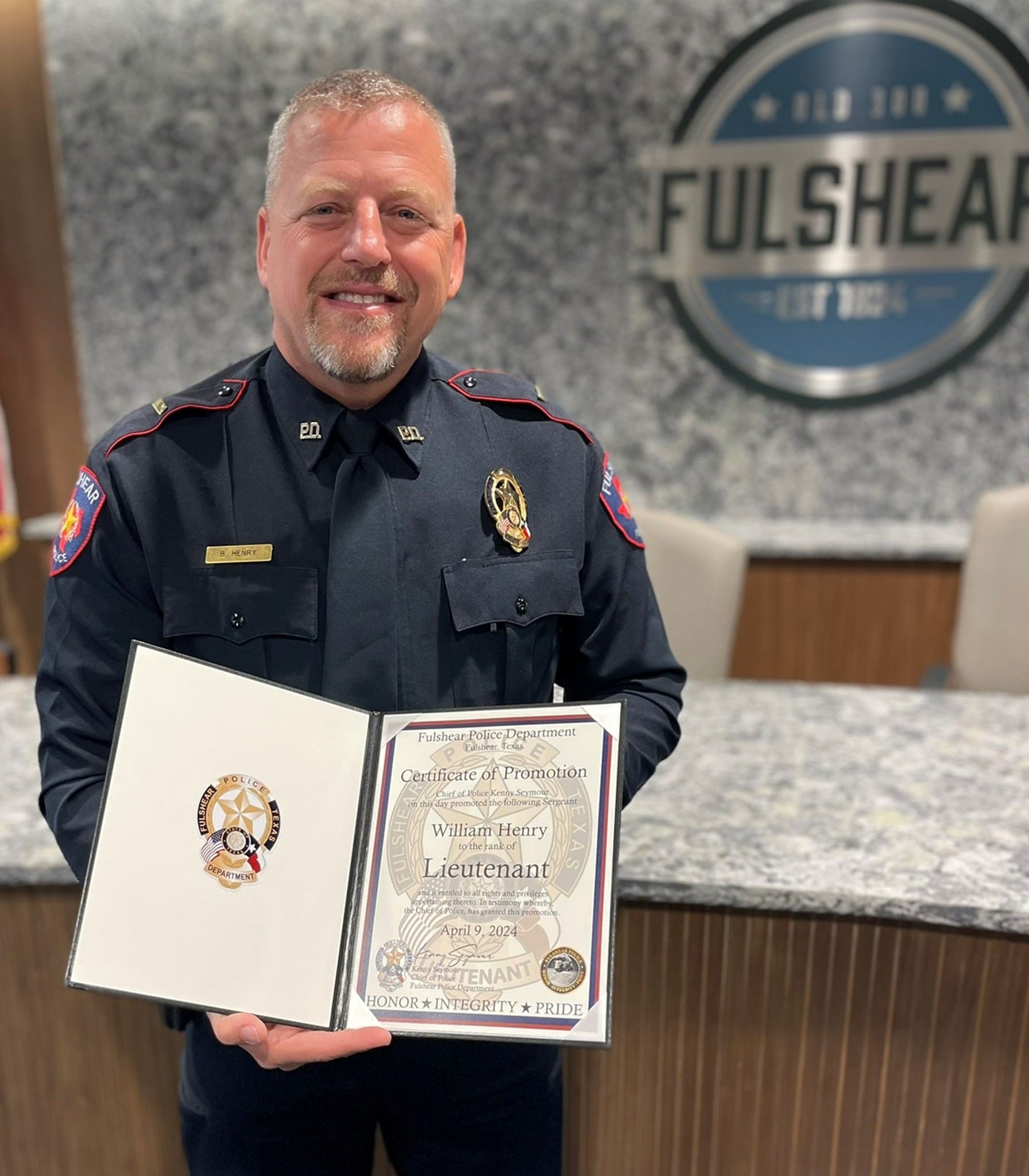 Bodycam footage shows Texas officer grab alligator with bare hands