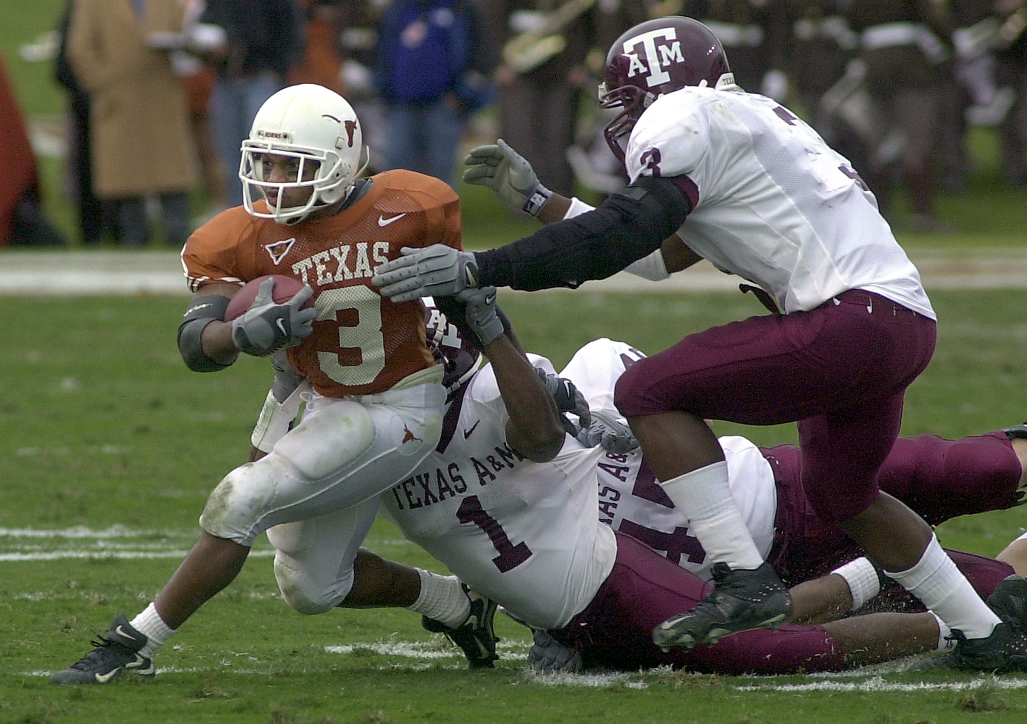 This date in Texas history: Hodges Mitchell shines on both offense and ...