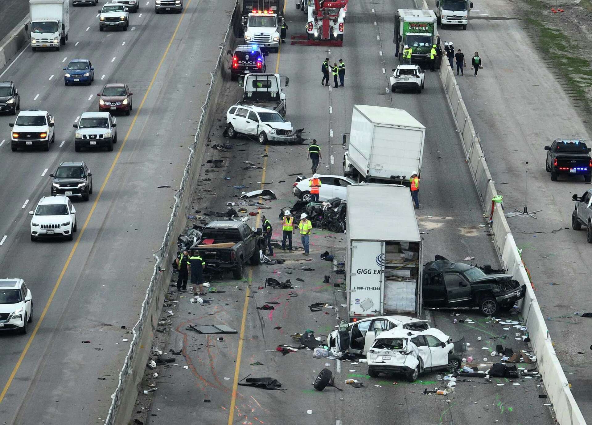 See devastating aftermath of deadly 17-vehicle car crash on I-35 in Austin