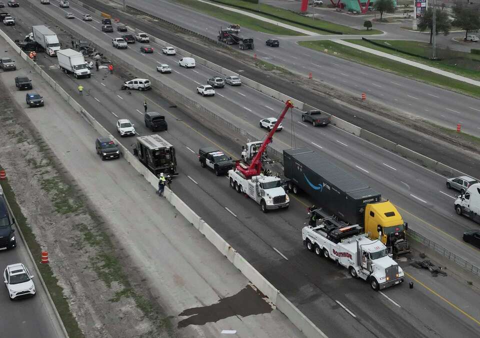 See devastating aftermath of deadly 17-vehicle car crash on I-35 in Austin