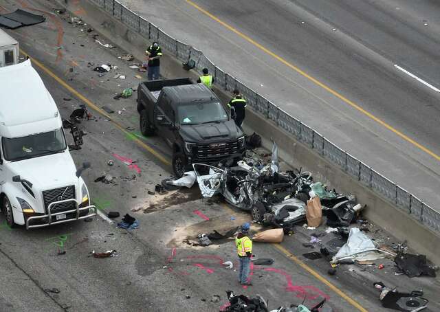 See devastating aftermath of deadly 17-vehicle car crash on I-35 in Austin