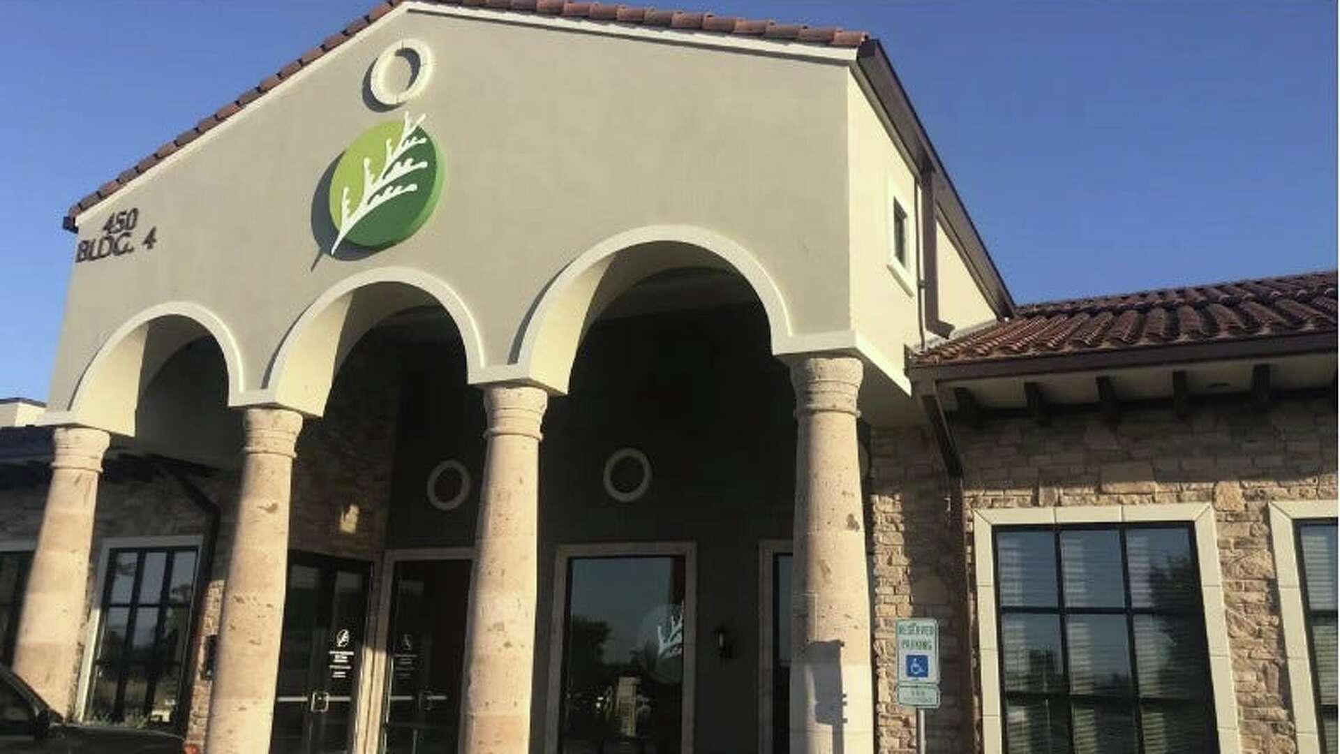 Cedar Park mayor race: Challenger suing city enters election