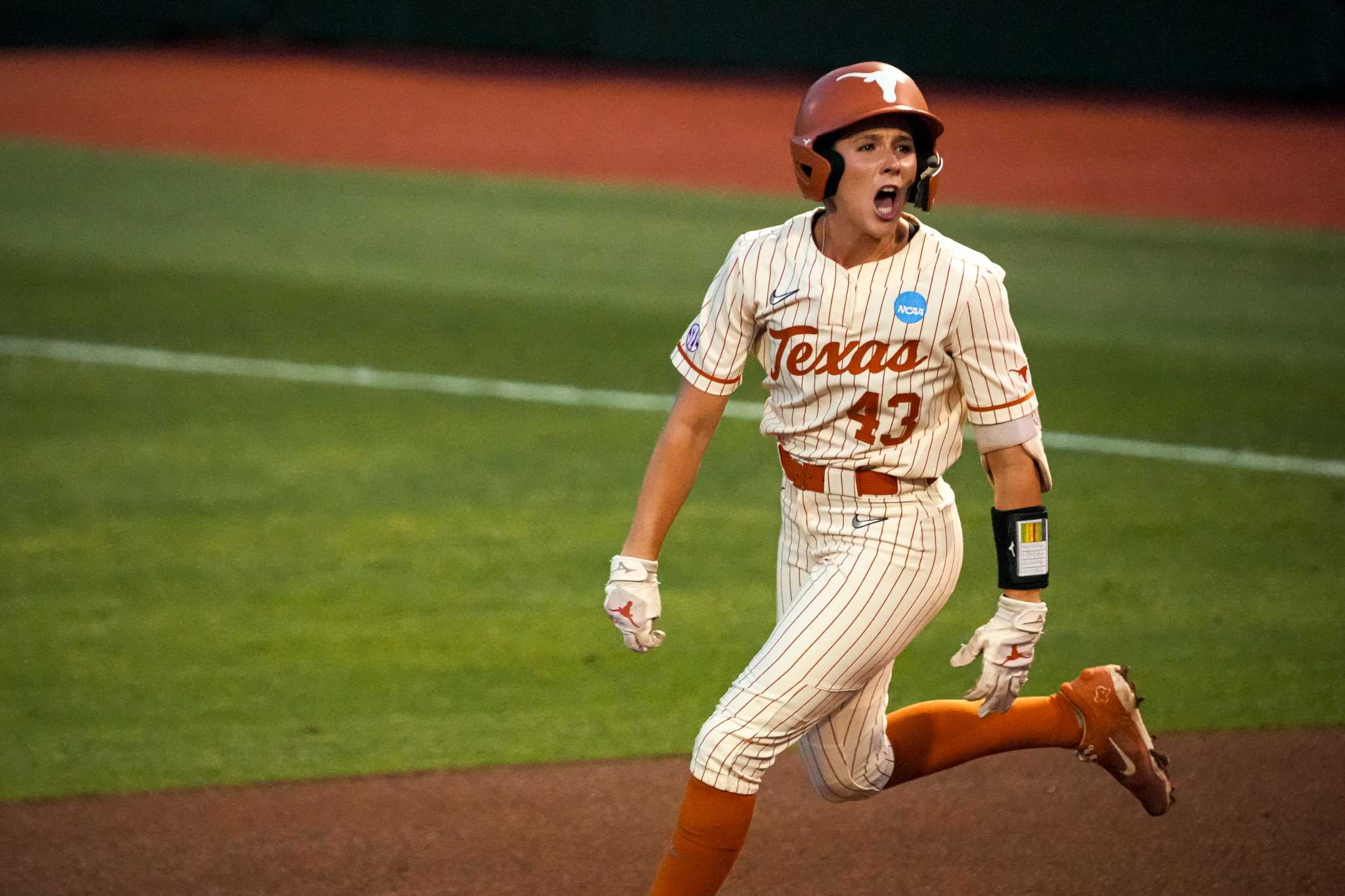 Texas vs Clemson softball score: Recap, highlights from UT win Friday