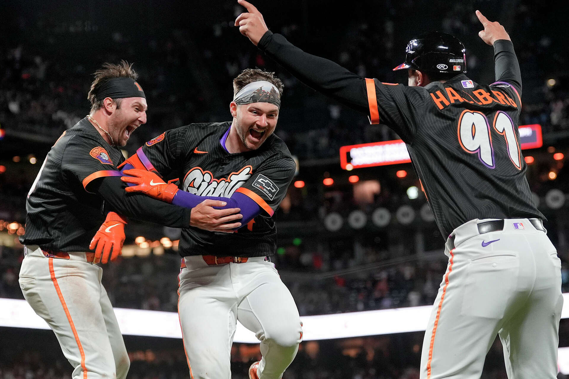 SF Giants announcer nails radio call of walk-off inside-the-park homer