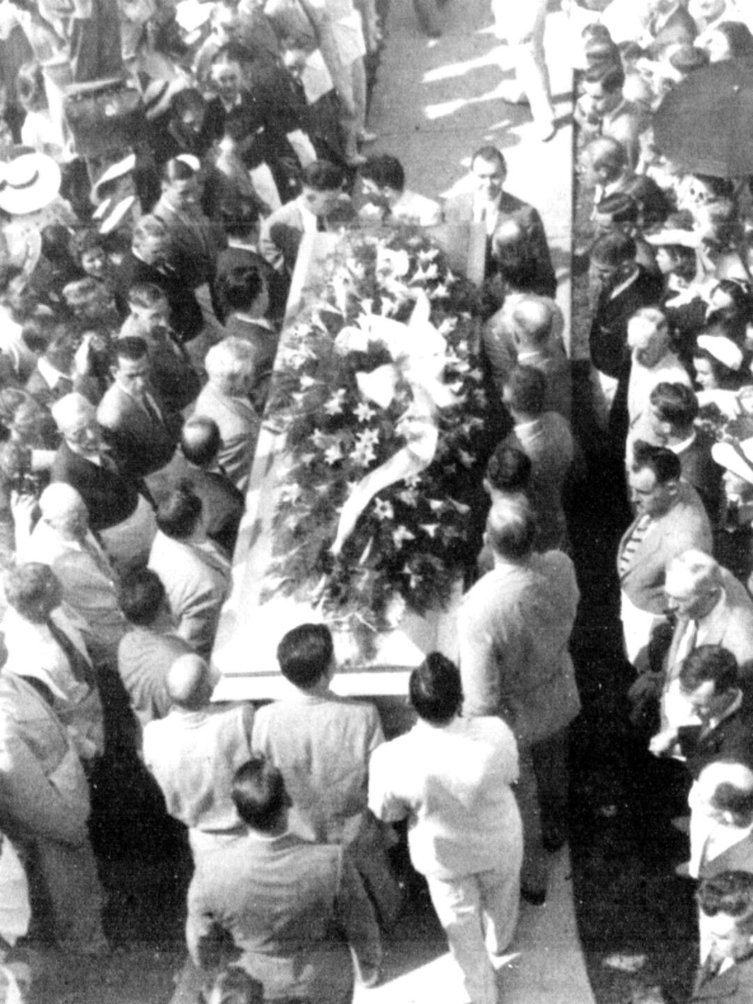 Robert Wadlow remembered 85 years after world’s tallest man died