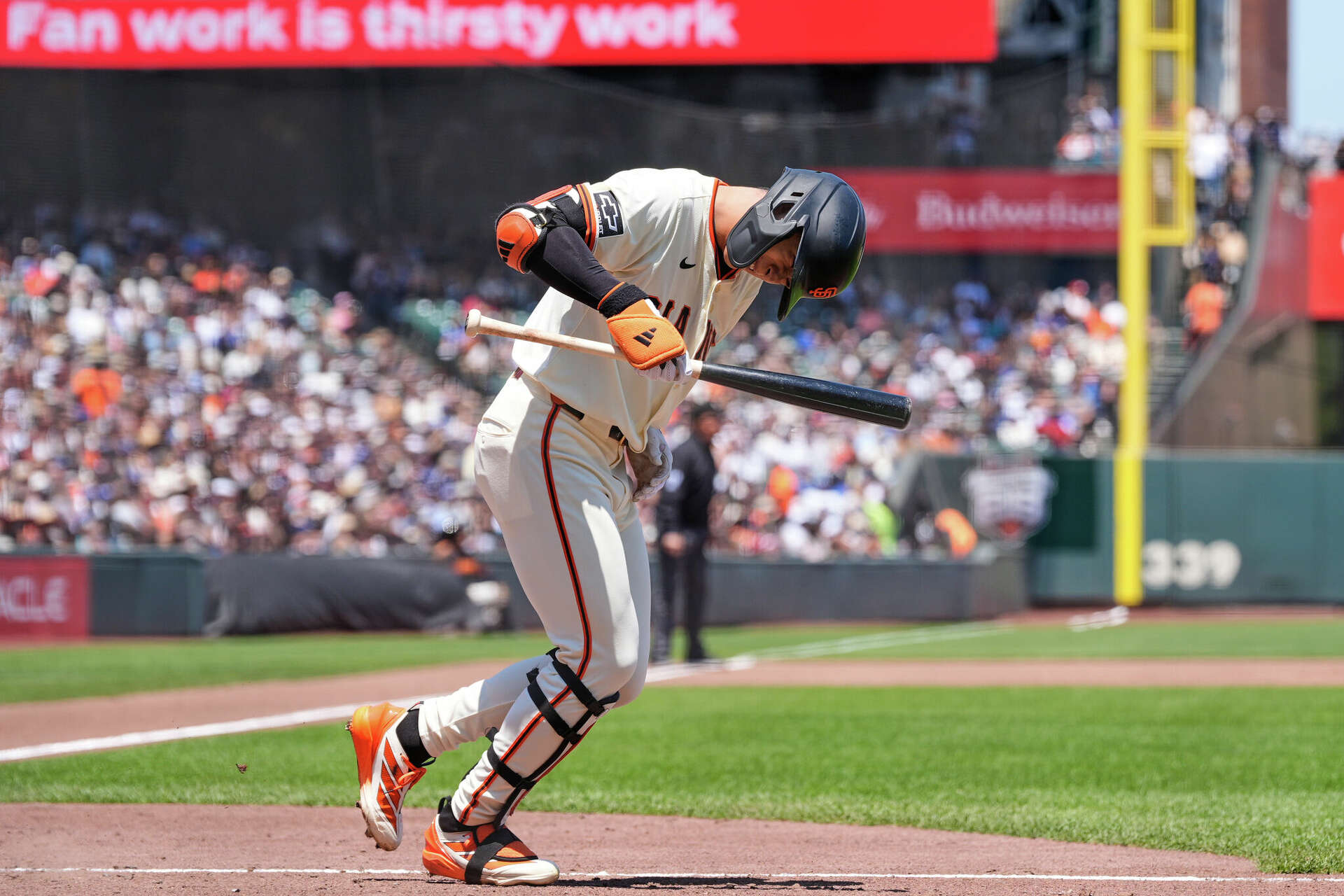 SF Giants star dodges bird in bizarre moment vs. Dodgers