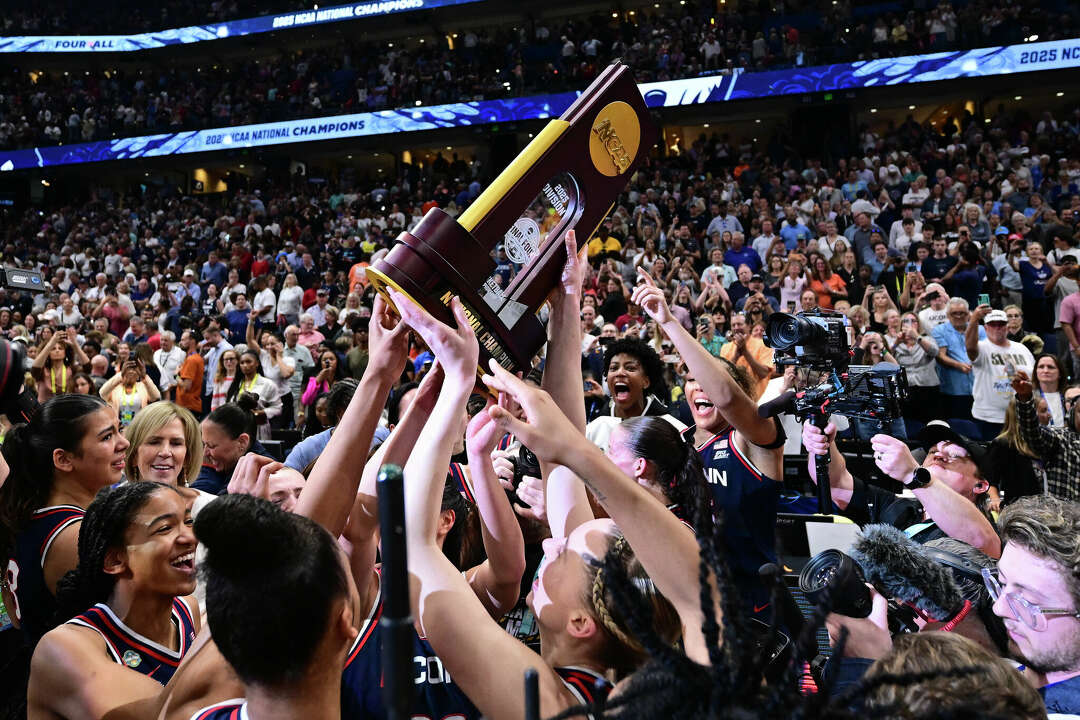 UConn women's basketball at WNBA game while in LA for ESPYs