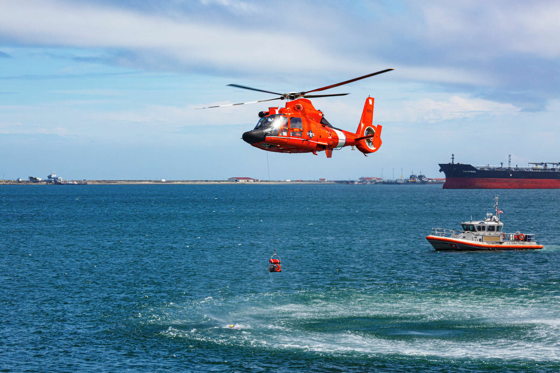 US Coast Guard rescues 5 after boat loses rudder on Lake Michigan