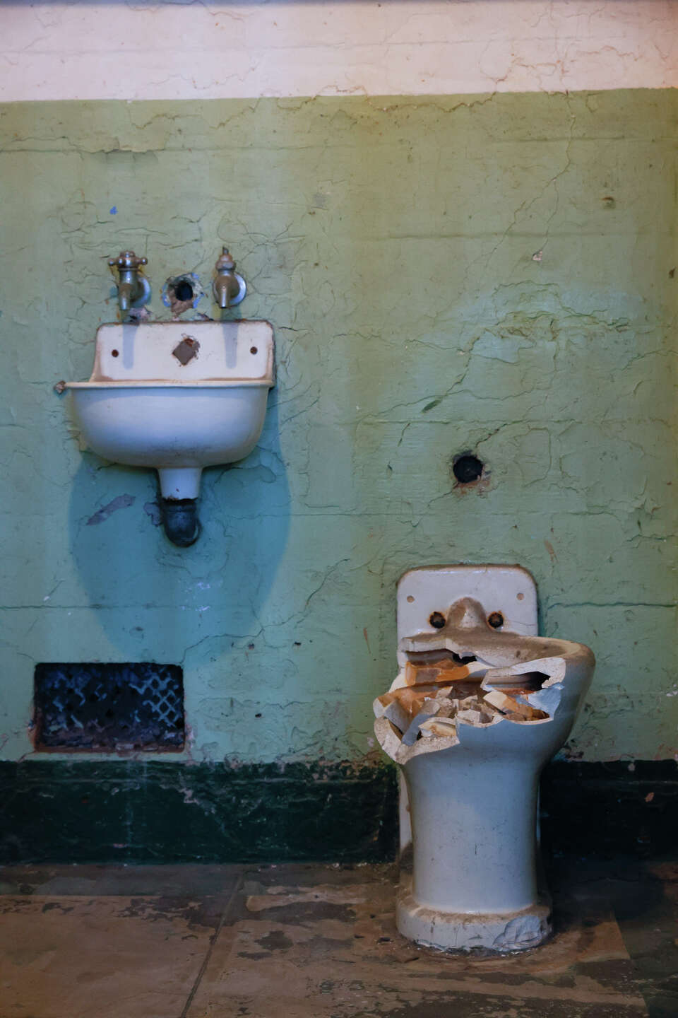 SF’s Alcatraz as a prison under Trump? Here’s the poop problem