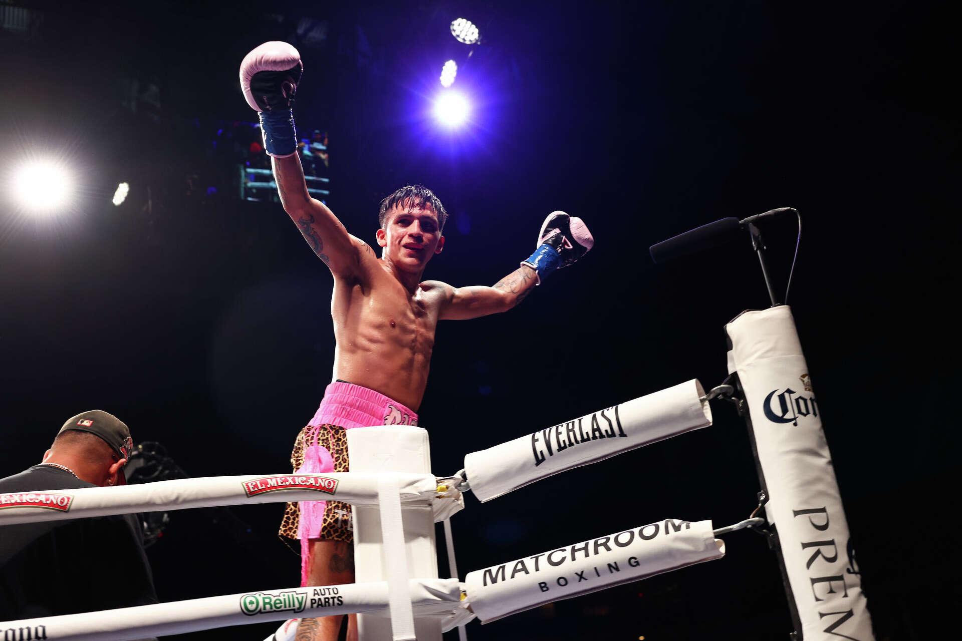 San Antonio boxer Bam Rodriguez TKOs Phumelela Cafu