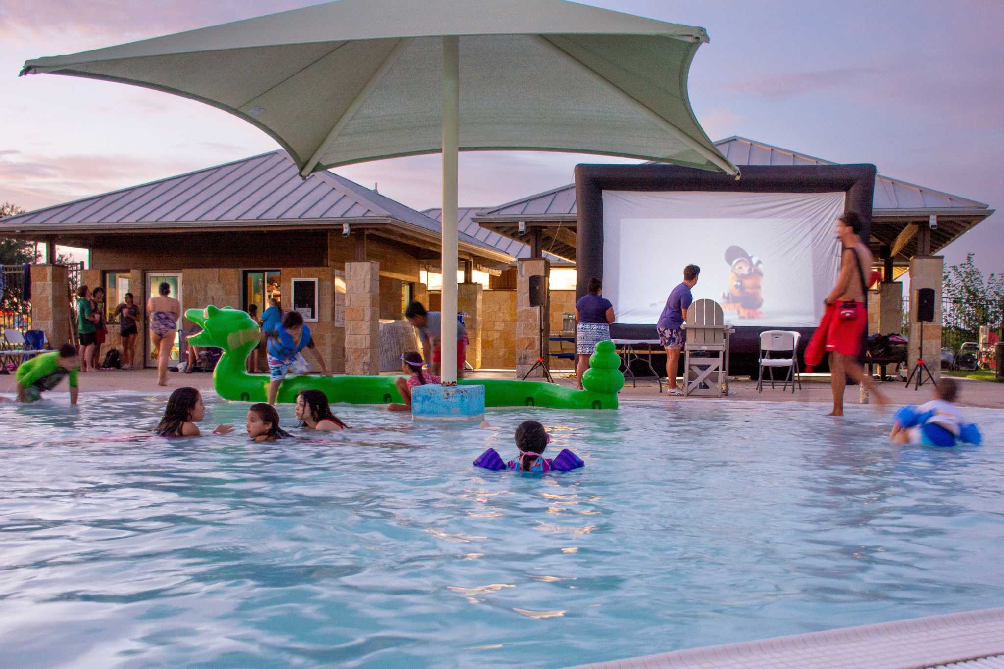 'Pfloating Movie Night' a splash hit in Pflugerville