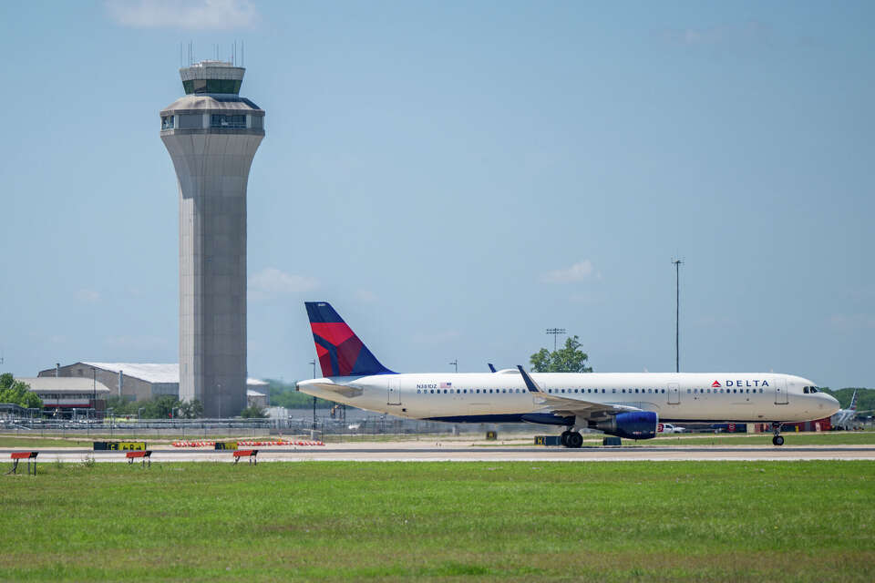 Texas city plans new air traffic controller academy amid shortage