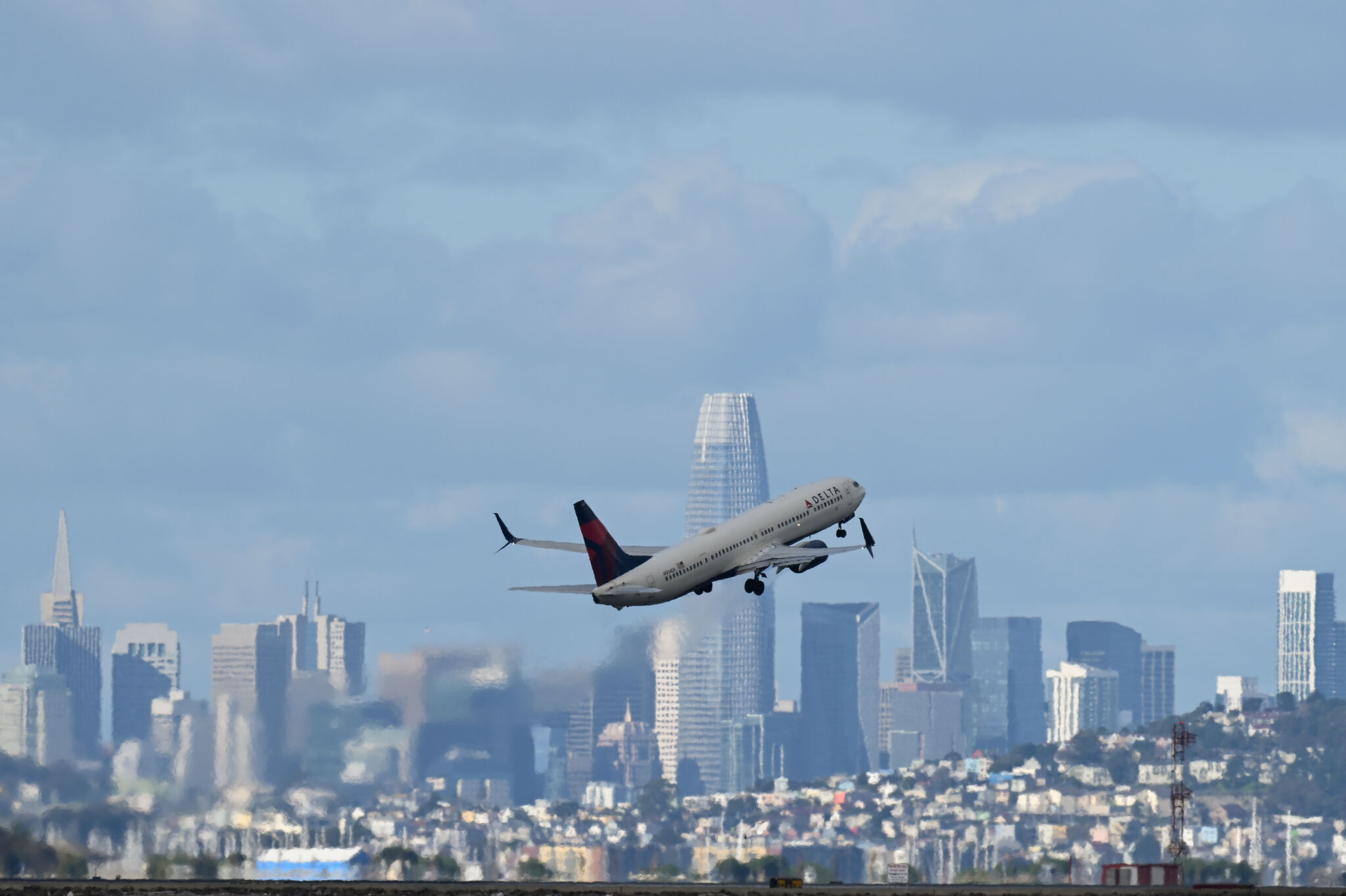 Bay Area authorities arrest pilot in cockpit after SFO landing