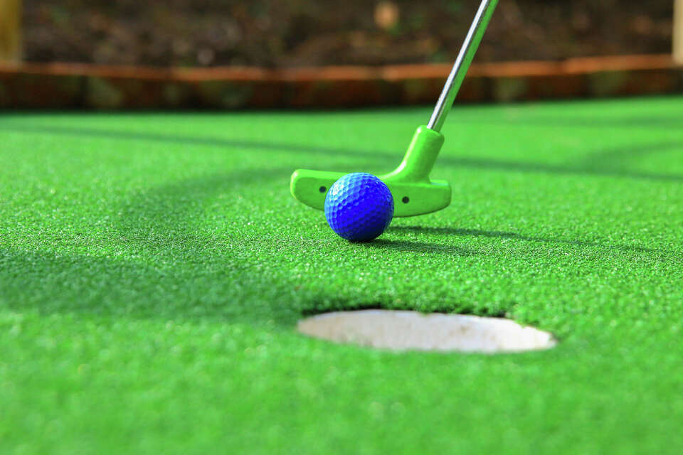 New dinosaur-themed miniature golf course opens in Connecticut