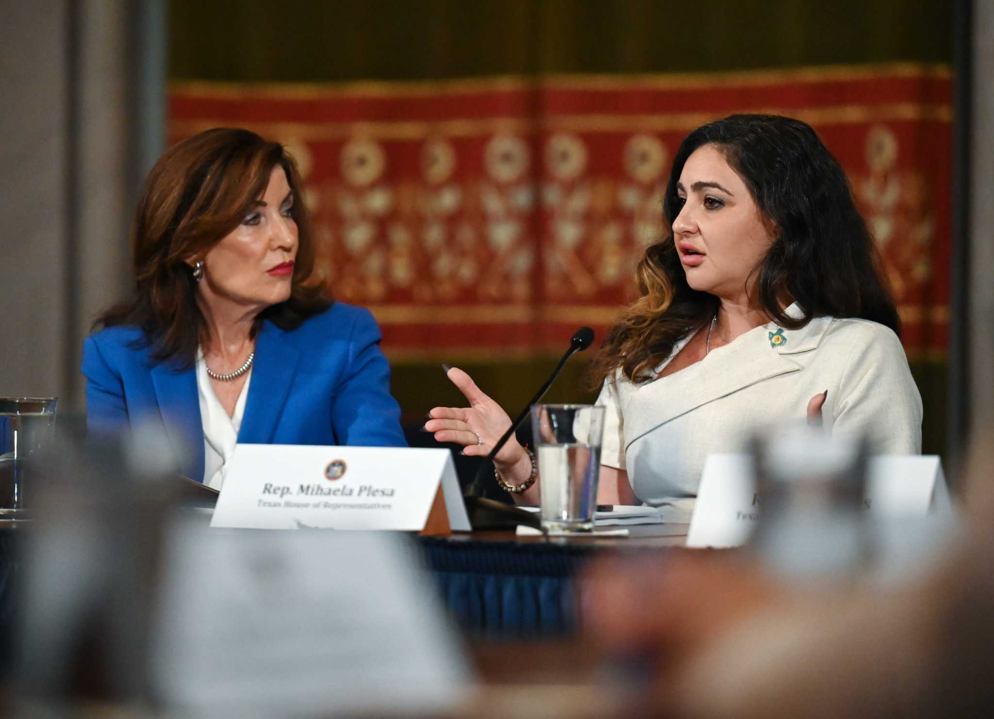 Hochul declares 'war' amid Republican redistricting battle in Texas