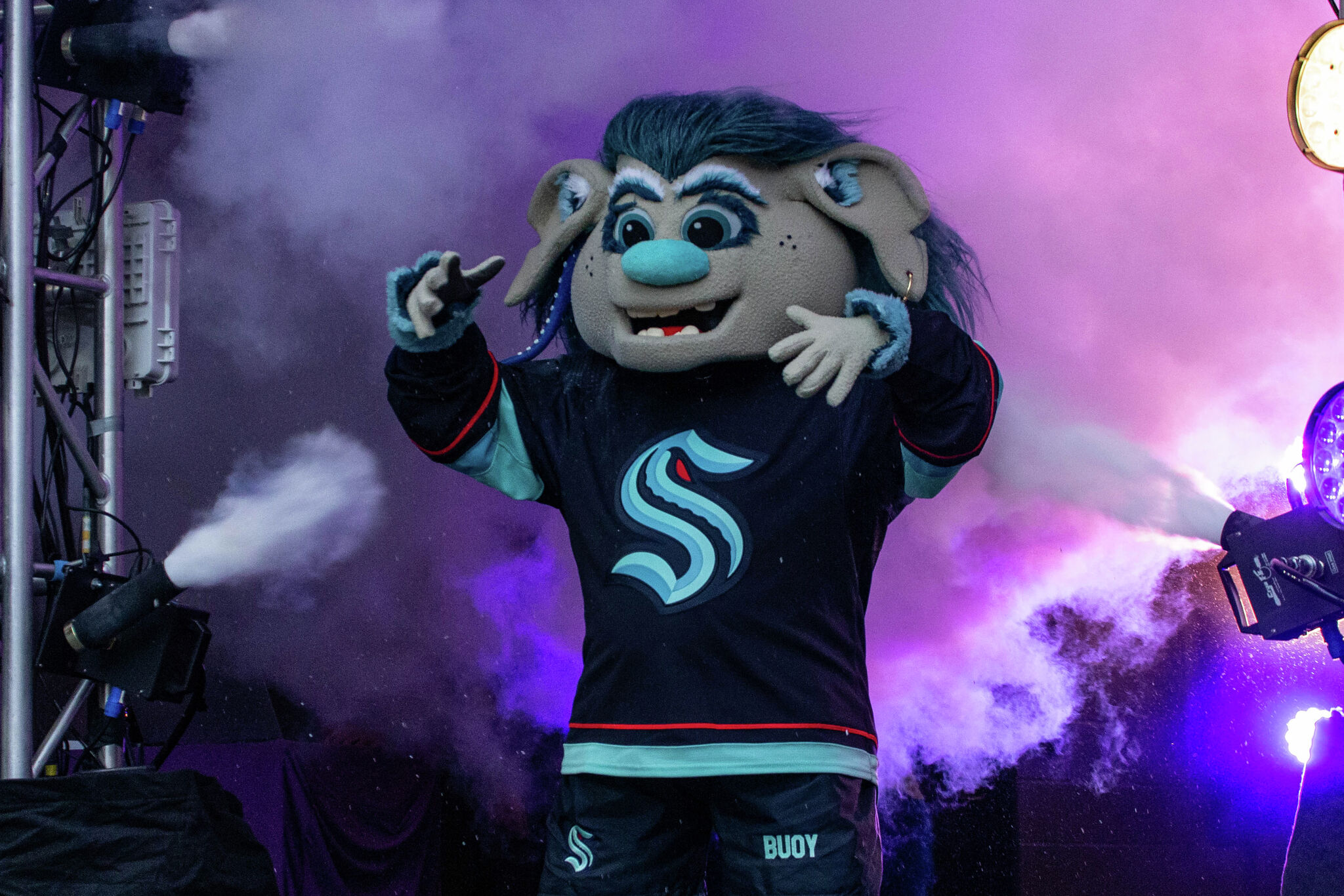 Seattle Kraken mascot Buoy has close call with grizzly bear in Alaska