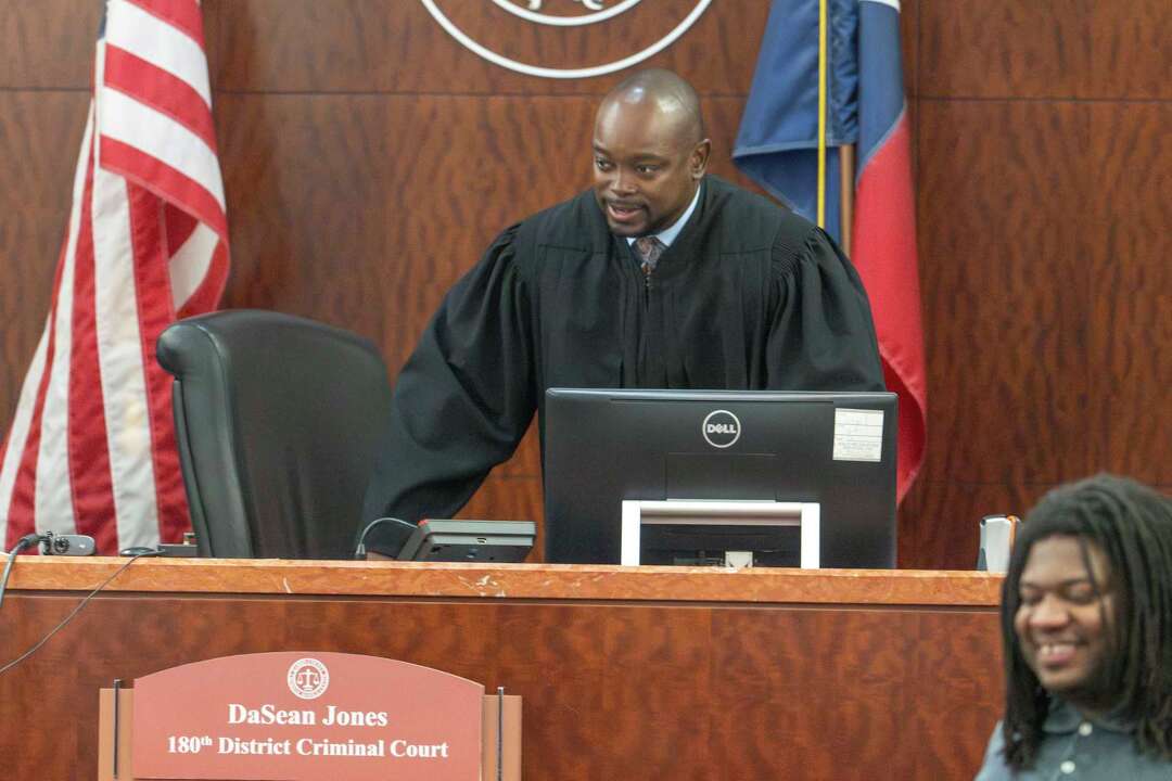 DaSean Jones plans to resign from Harris County felony court