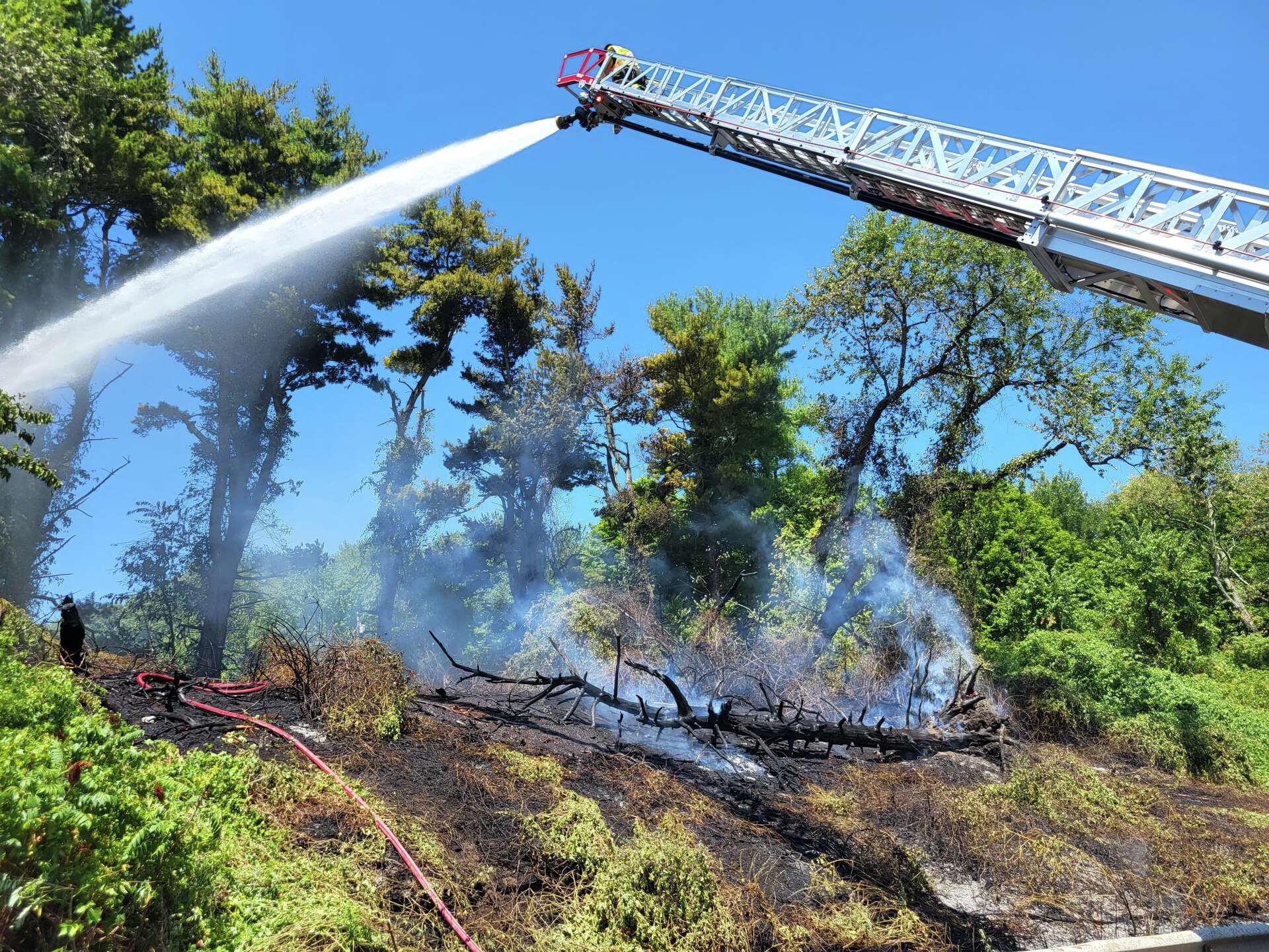 Crews put out large brush fire along I-95 in Fairfield, officials say